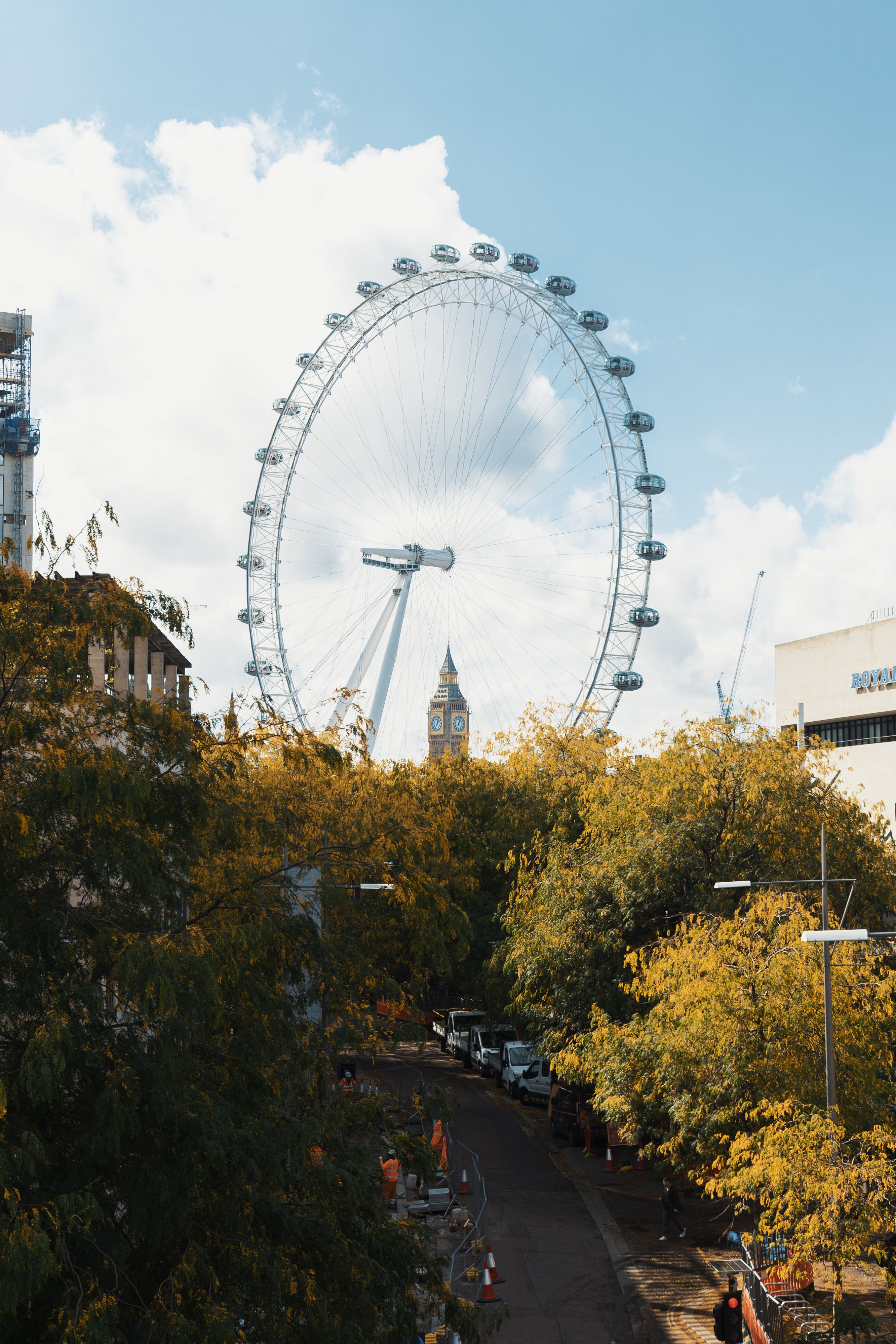 Iconic London Ferris Wheel Amidst Autumn Foliage · Free Stock Photo