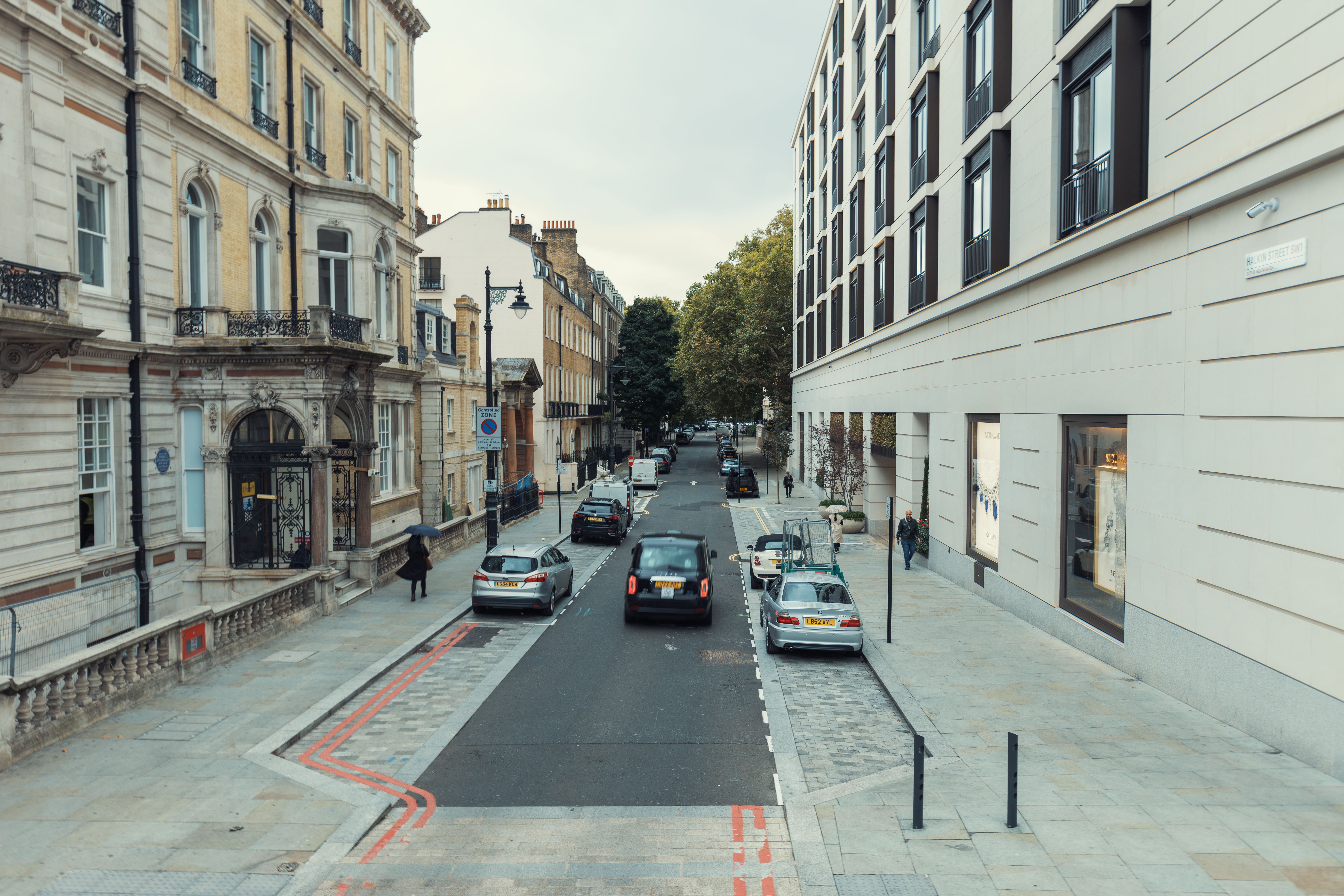 Charming Urban Street with Classic Architecture · Free Stock Photo
