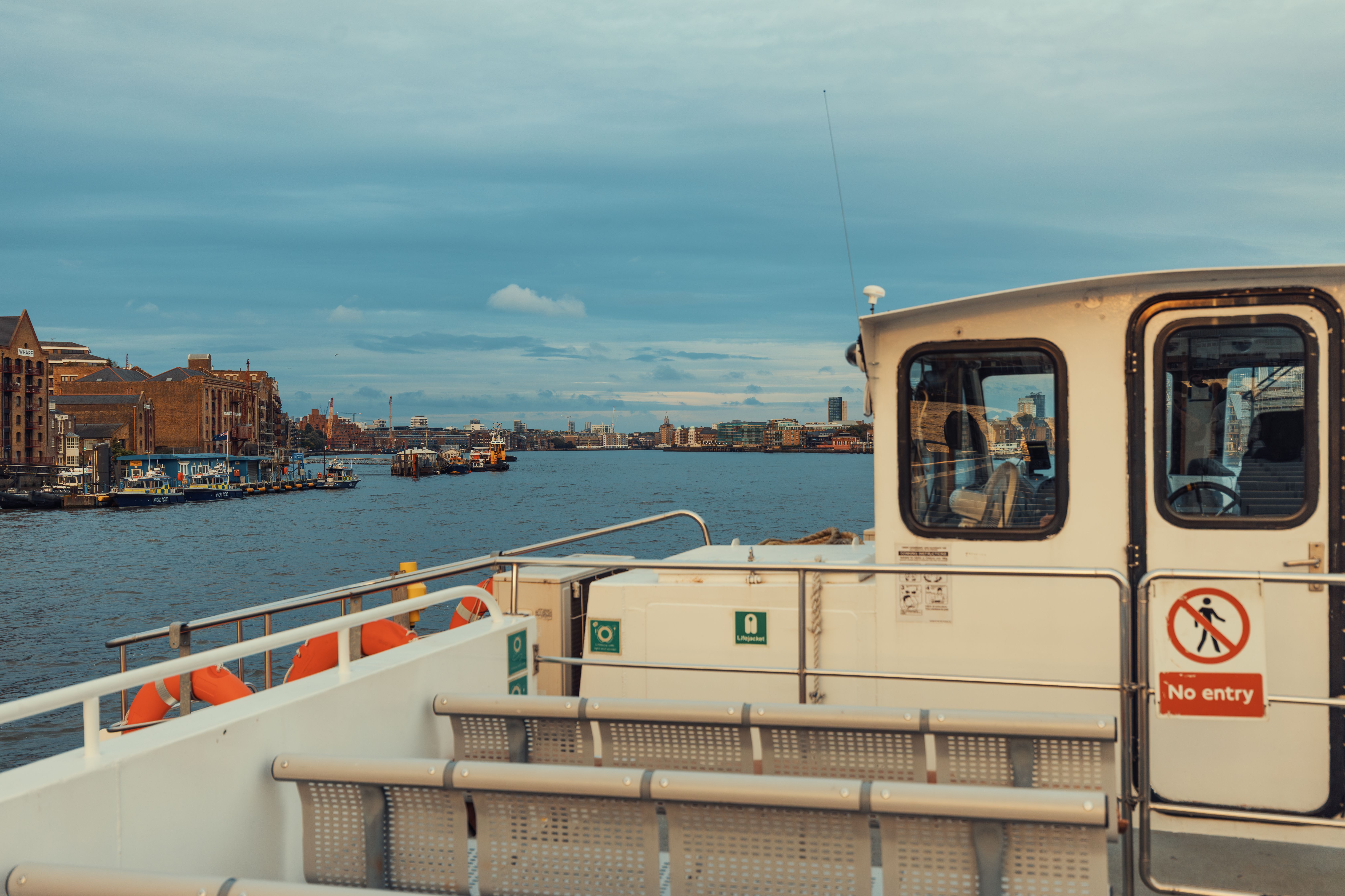 Vista Panorâmica Do Barco No Rio Tâmisa · Foto profissional gratuita