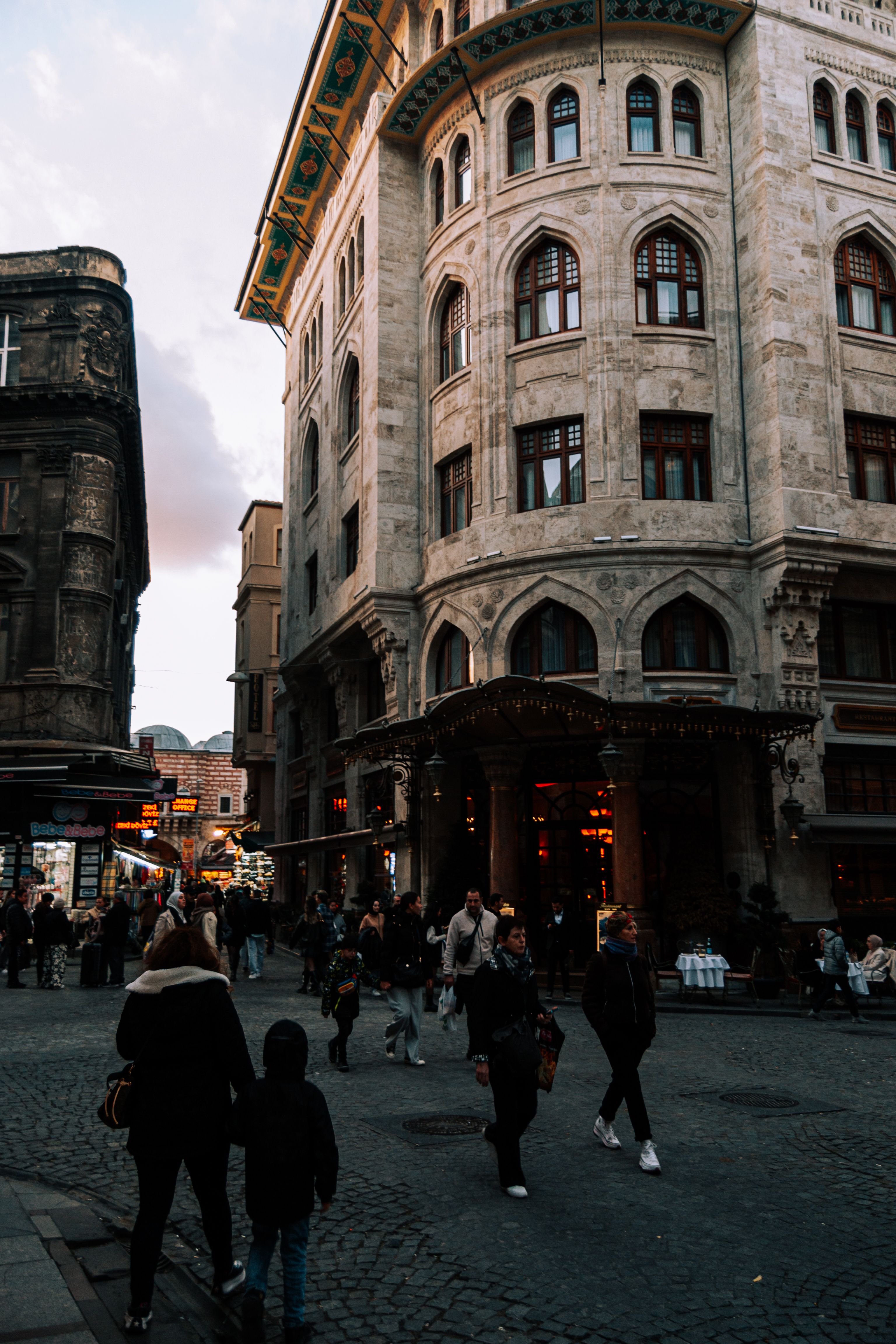Historic Street Scene with Travelers at Dusk · Free Stock Photo