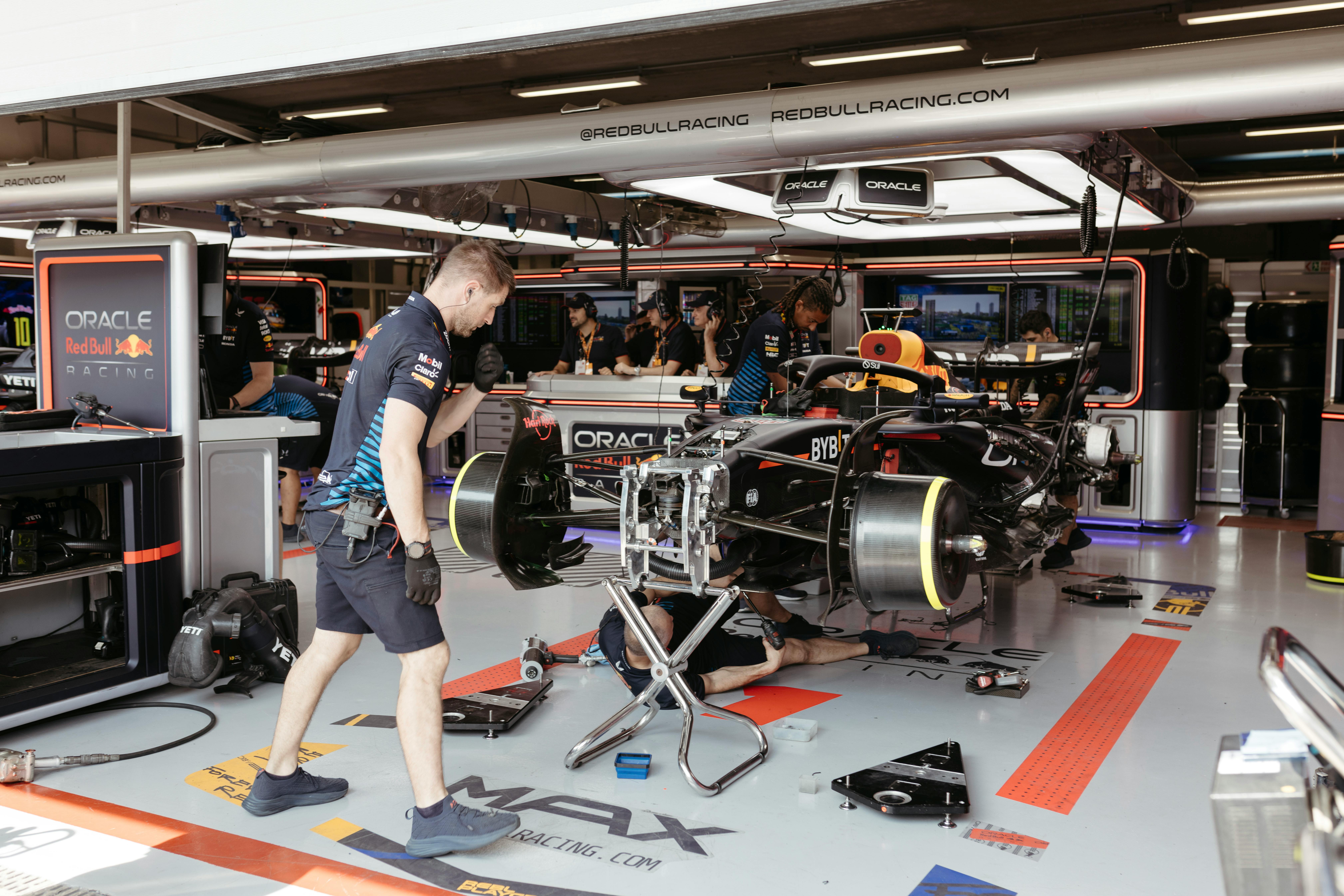 Mecánicos Del Equipo De Fórmula 1 En Acción En El Garaje · Foto de ...