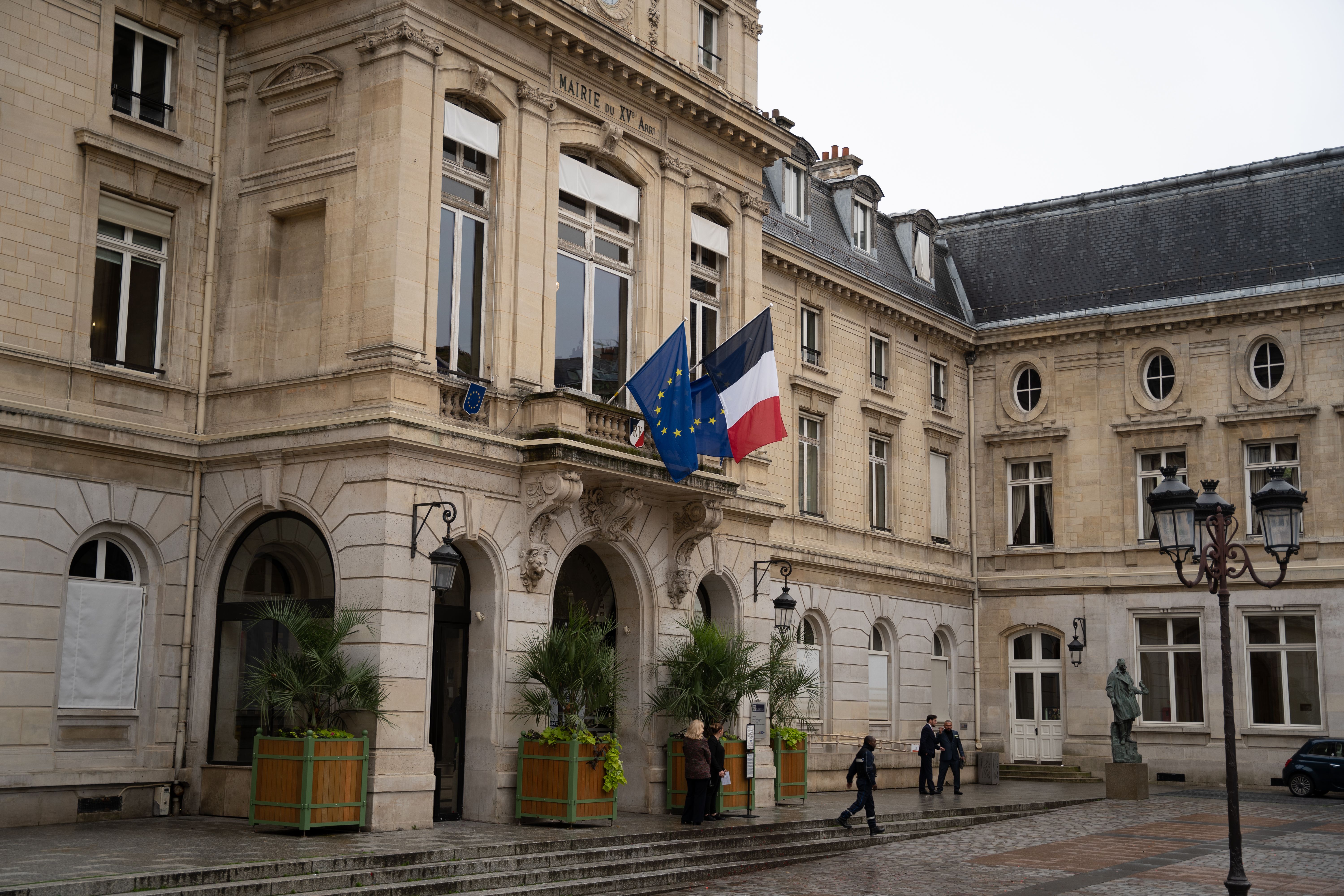 French Building with Flags and Statues in Courtyard · Free Stock Photo