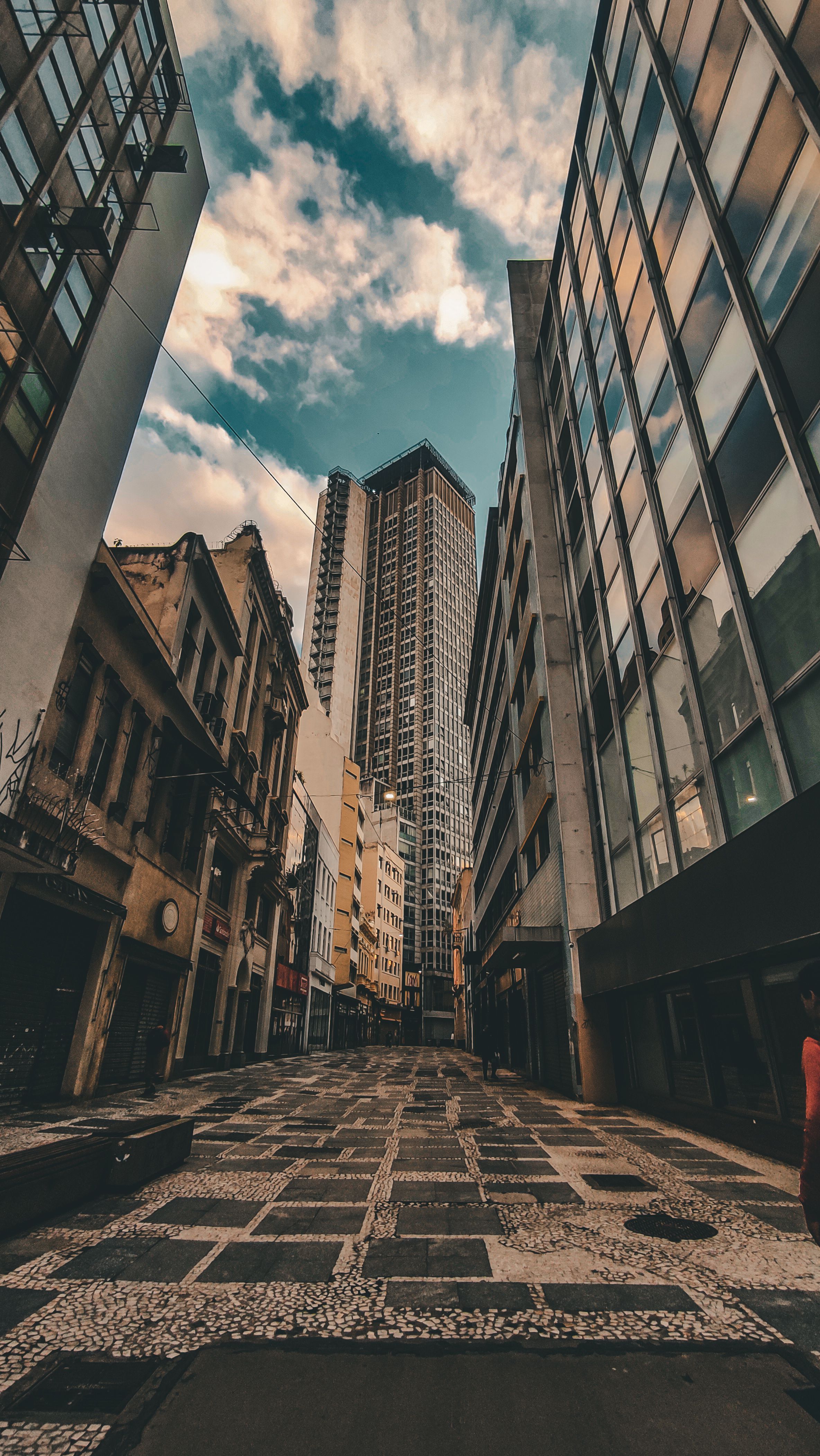 Urban Street View with Tall City Buildings · Free Stock Photo