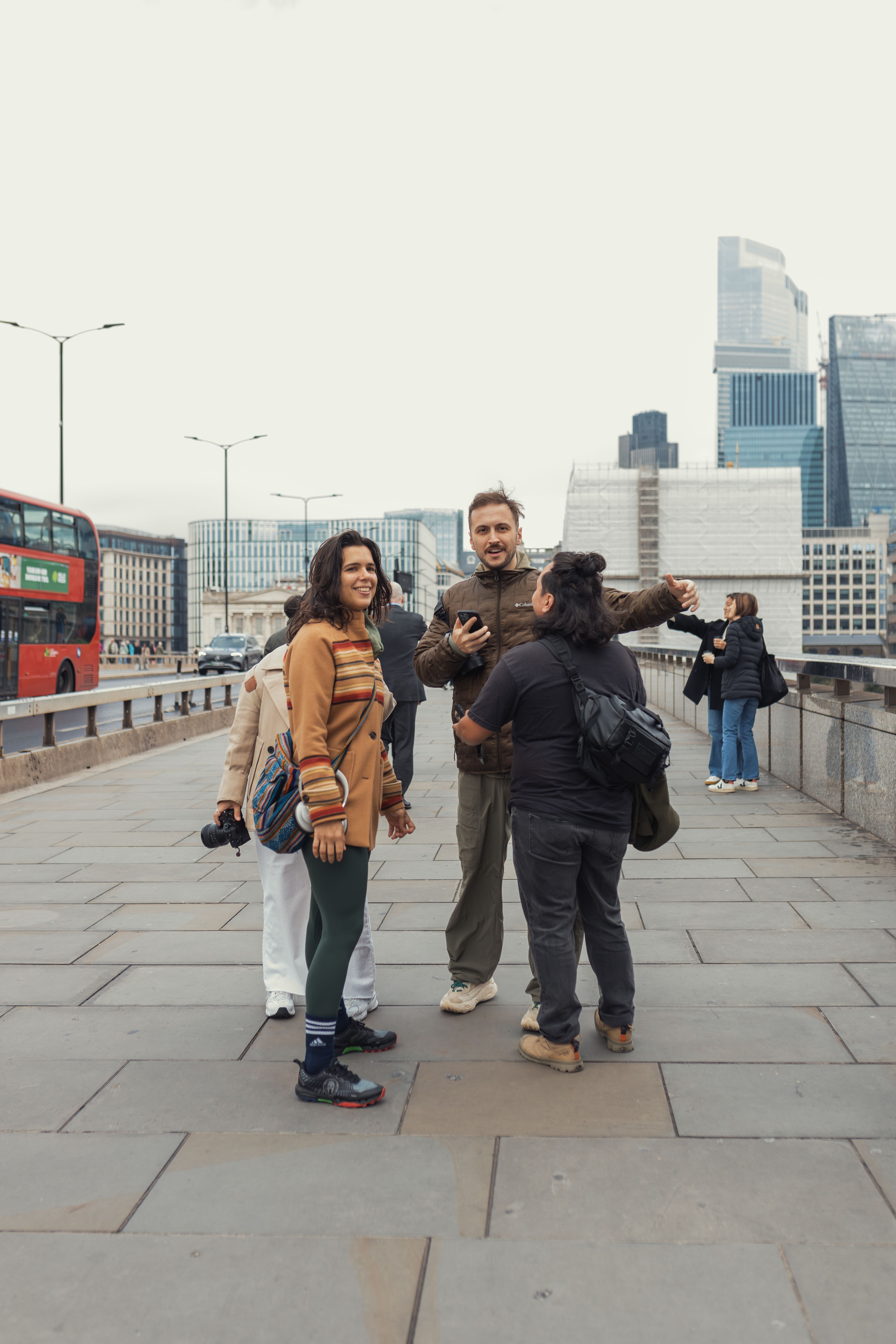 Group Conversation on a London Bridge · Free Stock Photo
