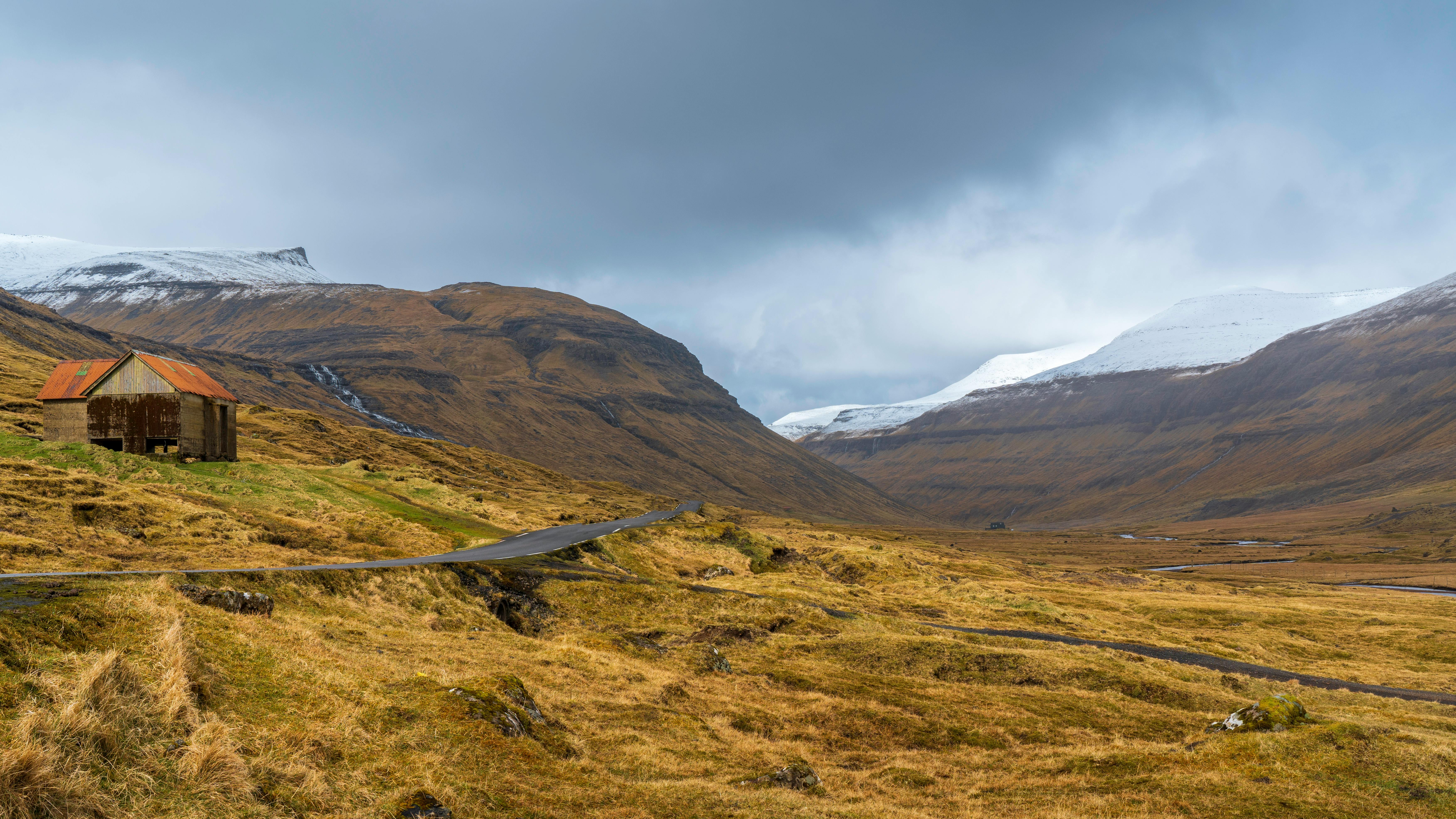 Lone Farmhouse in Scenic Faroe Islands Valley · Free Stock Photo