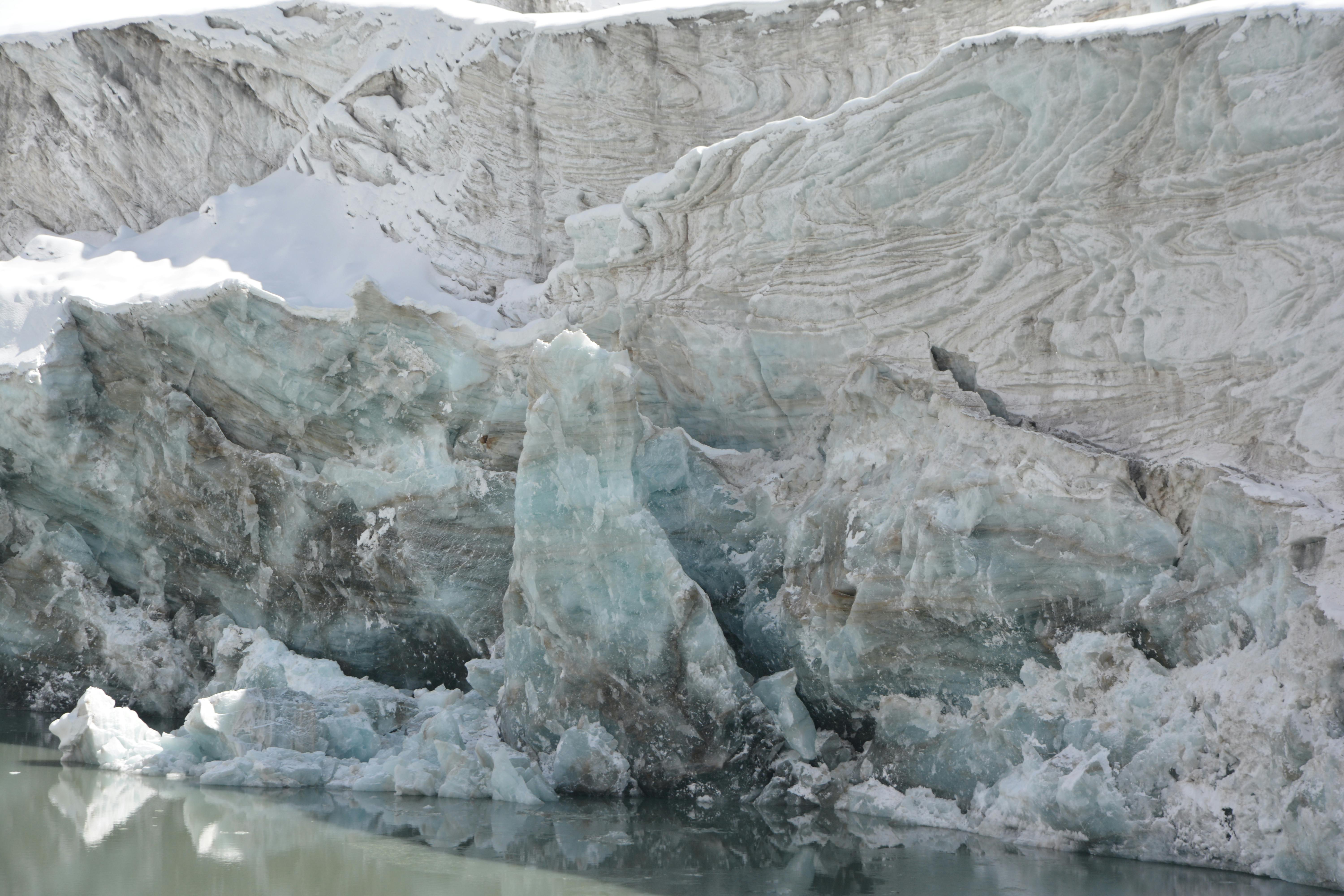 Serene Ice Formation on a Glacial Lake · Free Stock Photo