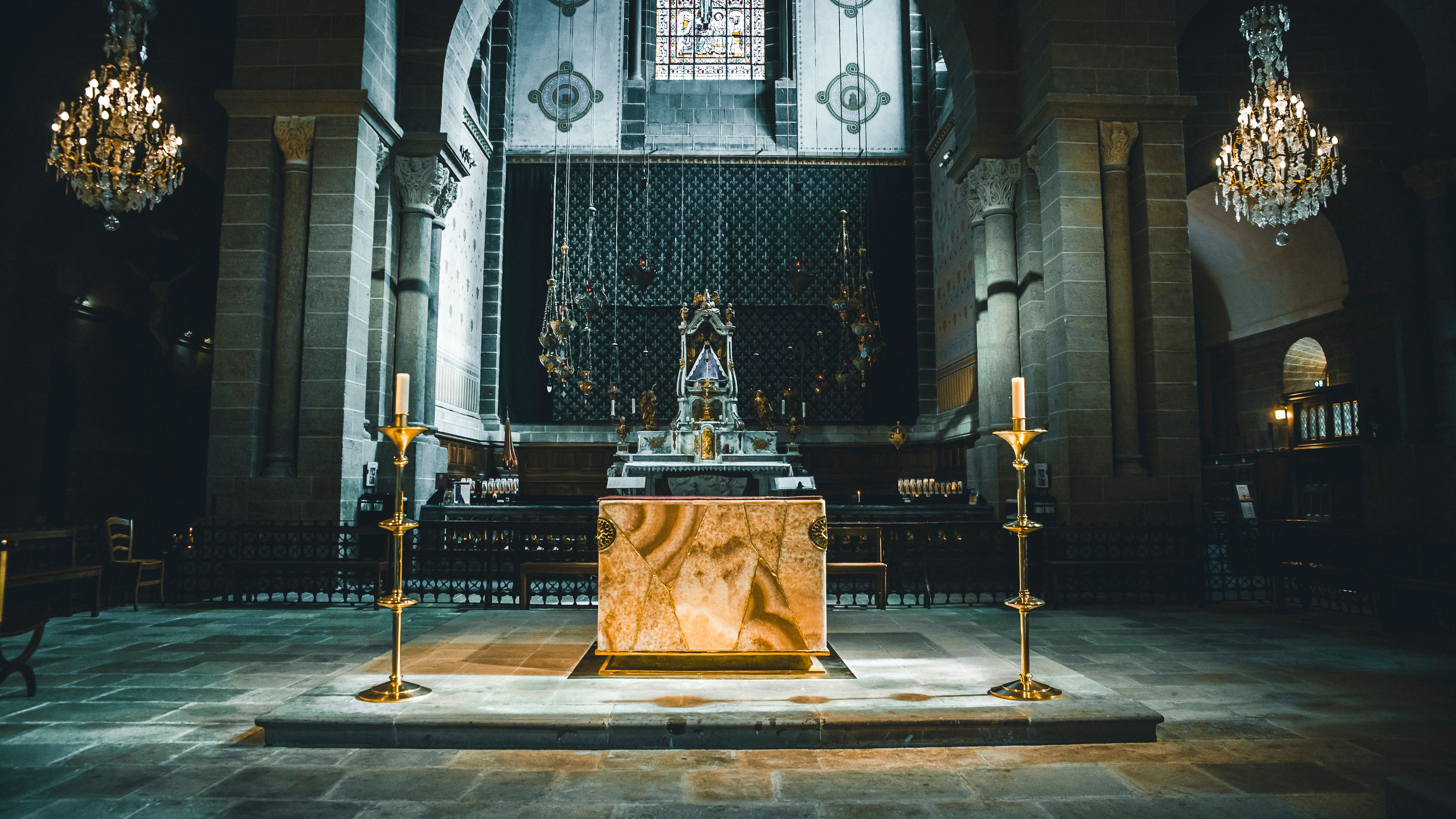 Elegant Church Interior with Golden Altar · Free Stock Photo