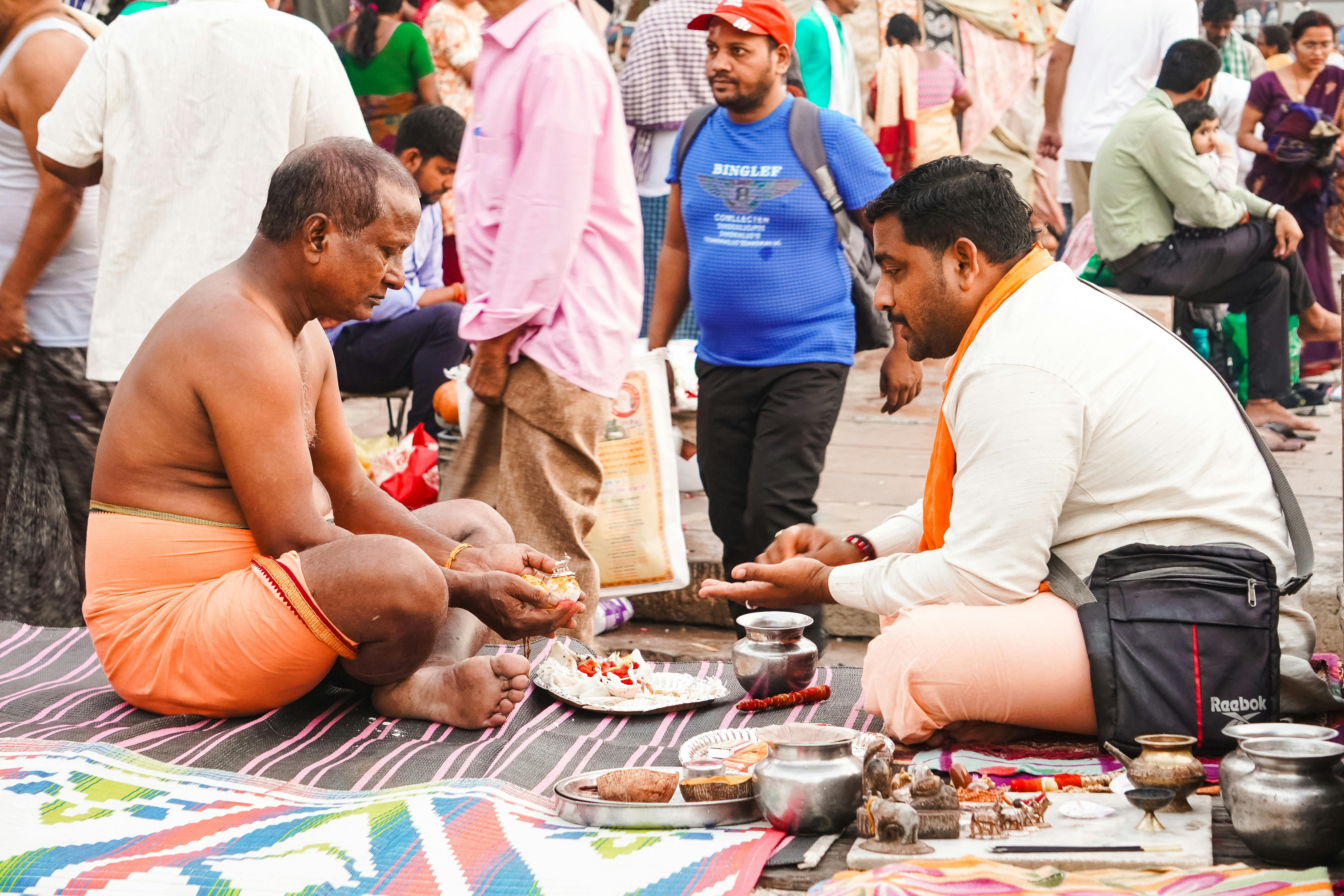 Street Market Ritual in Busy Urban India · Free Stock Photo