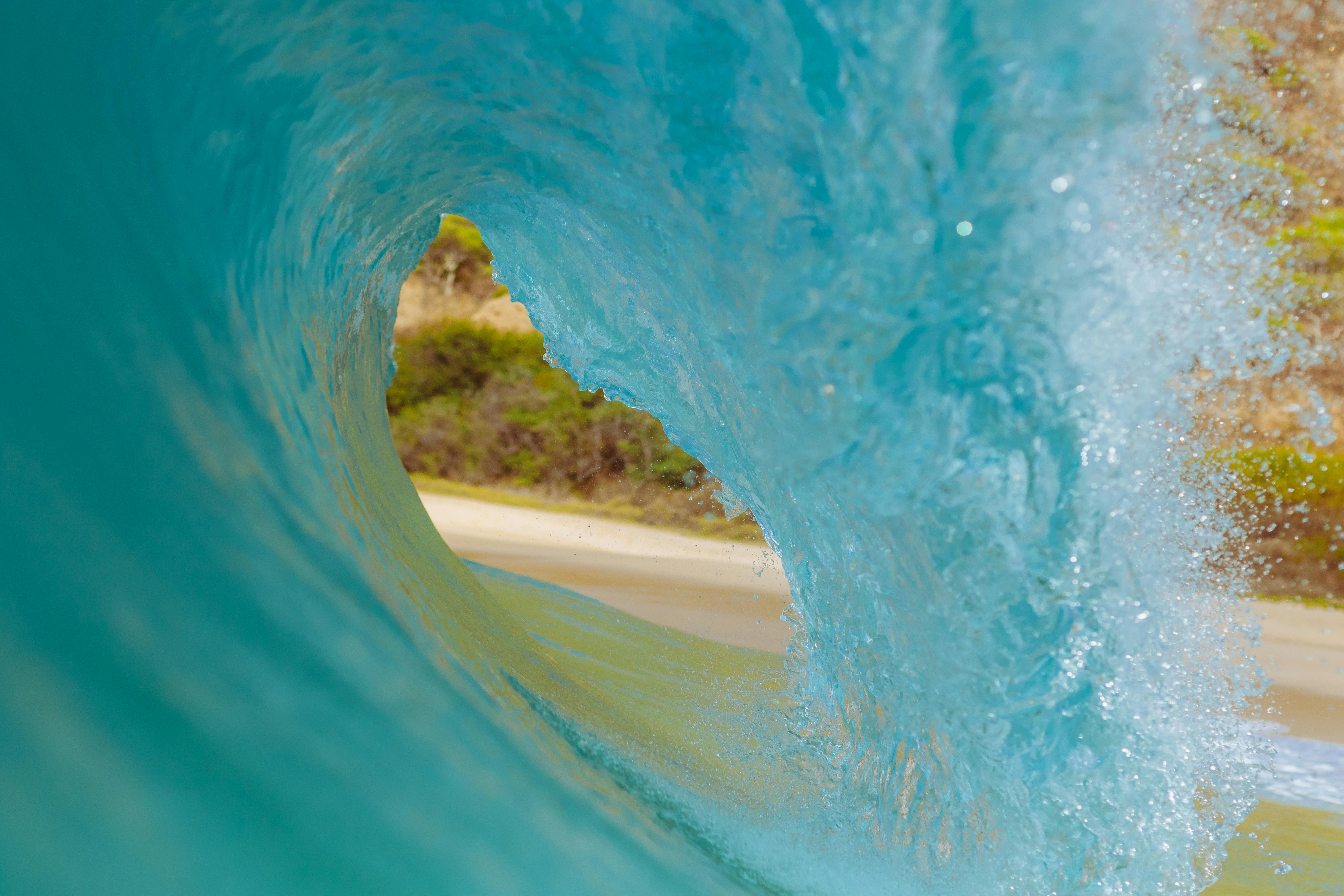 Captivating Wave Barrel on Hawaiian Shore · Free Stock Photo