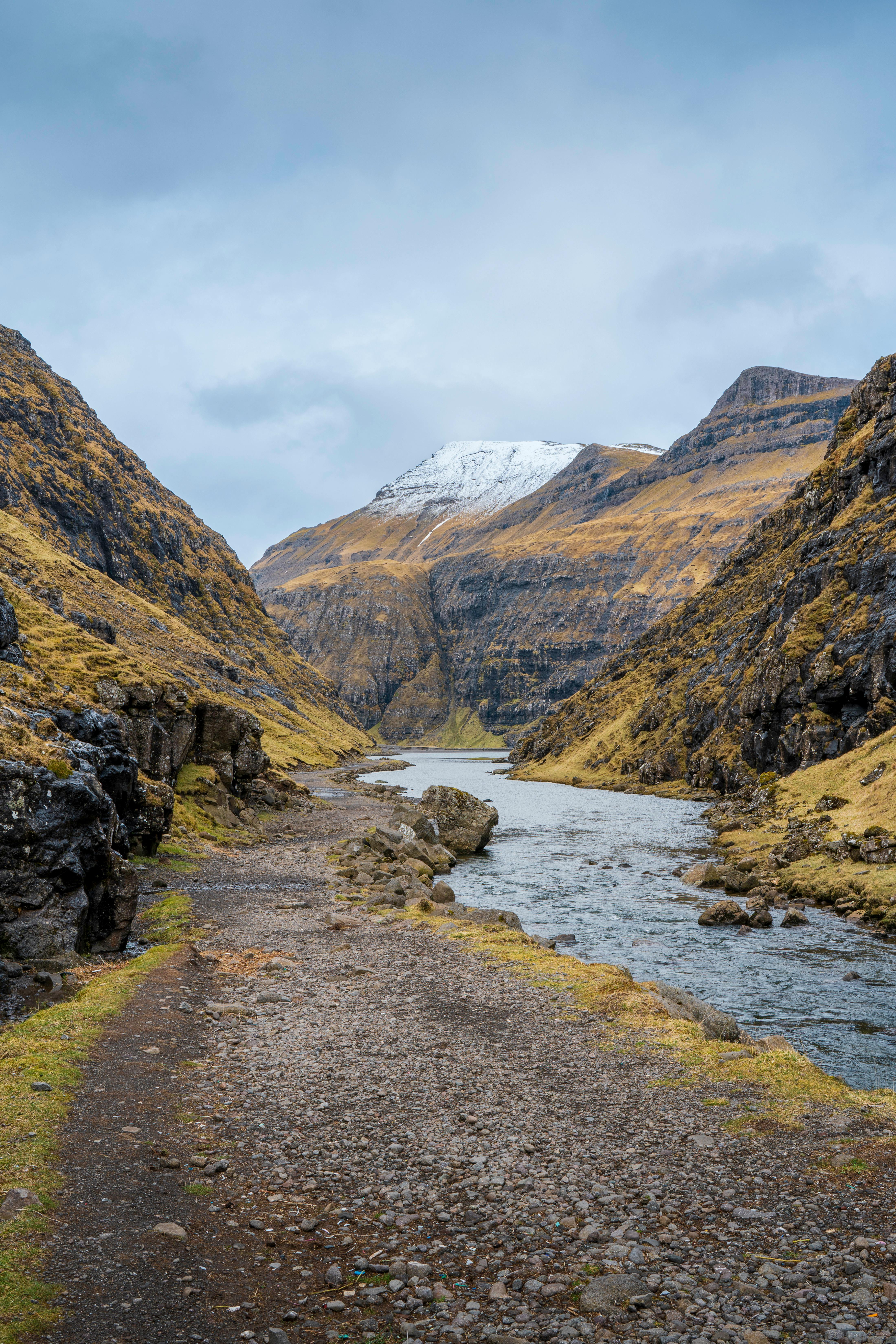Impresionante Paisaje De Río Y Montaña En Las Islas Feroe · Foto de ...