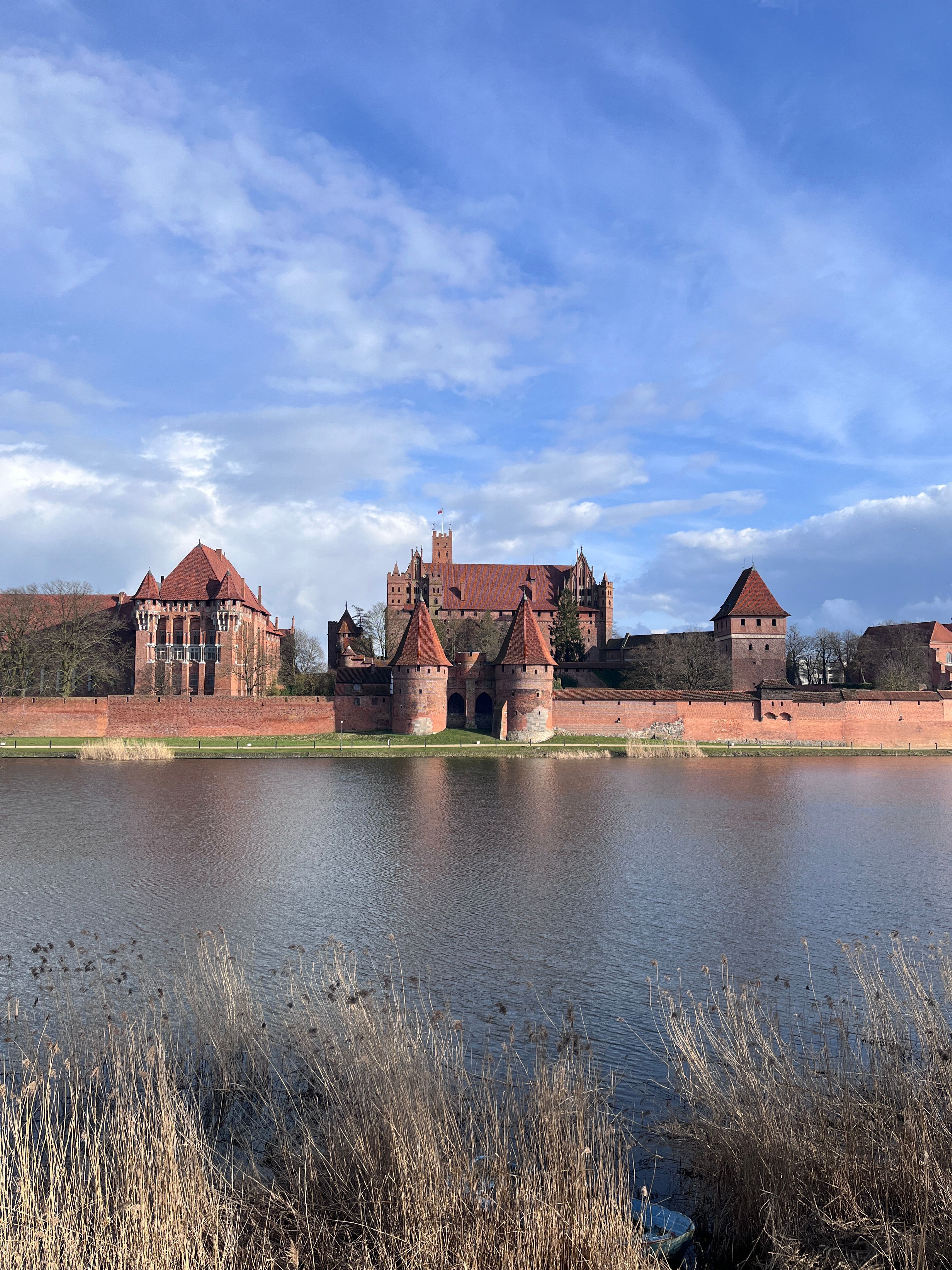 Castillo Histórico De Malbork Con Reflejo Del Río · Foto de stock gratuita