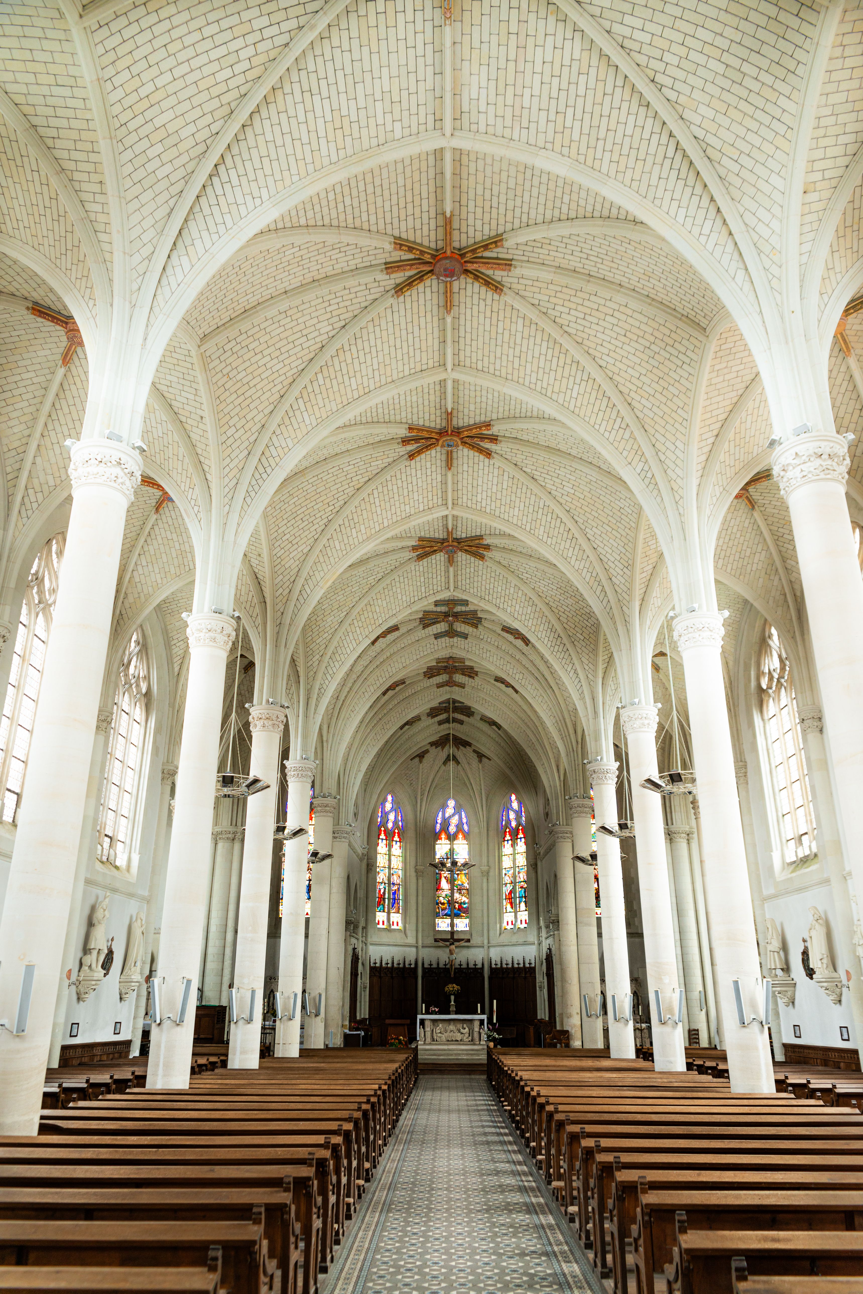 Stunning Gothic Church Interior with Vaulted Ceilings · Free Stock Photo