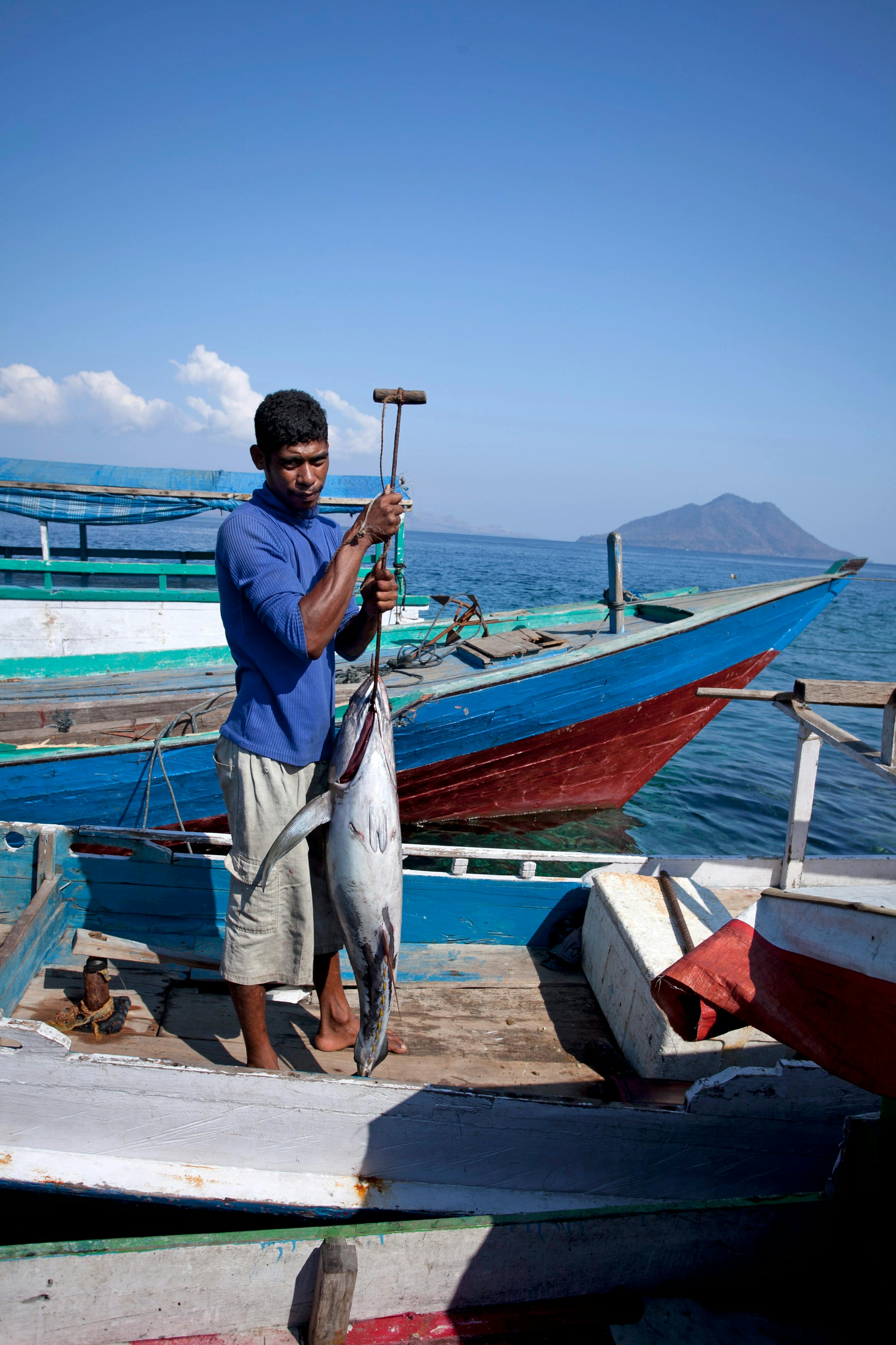 Man Fishing on Shallow Waters of the Beach Against the Light Photo ...