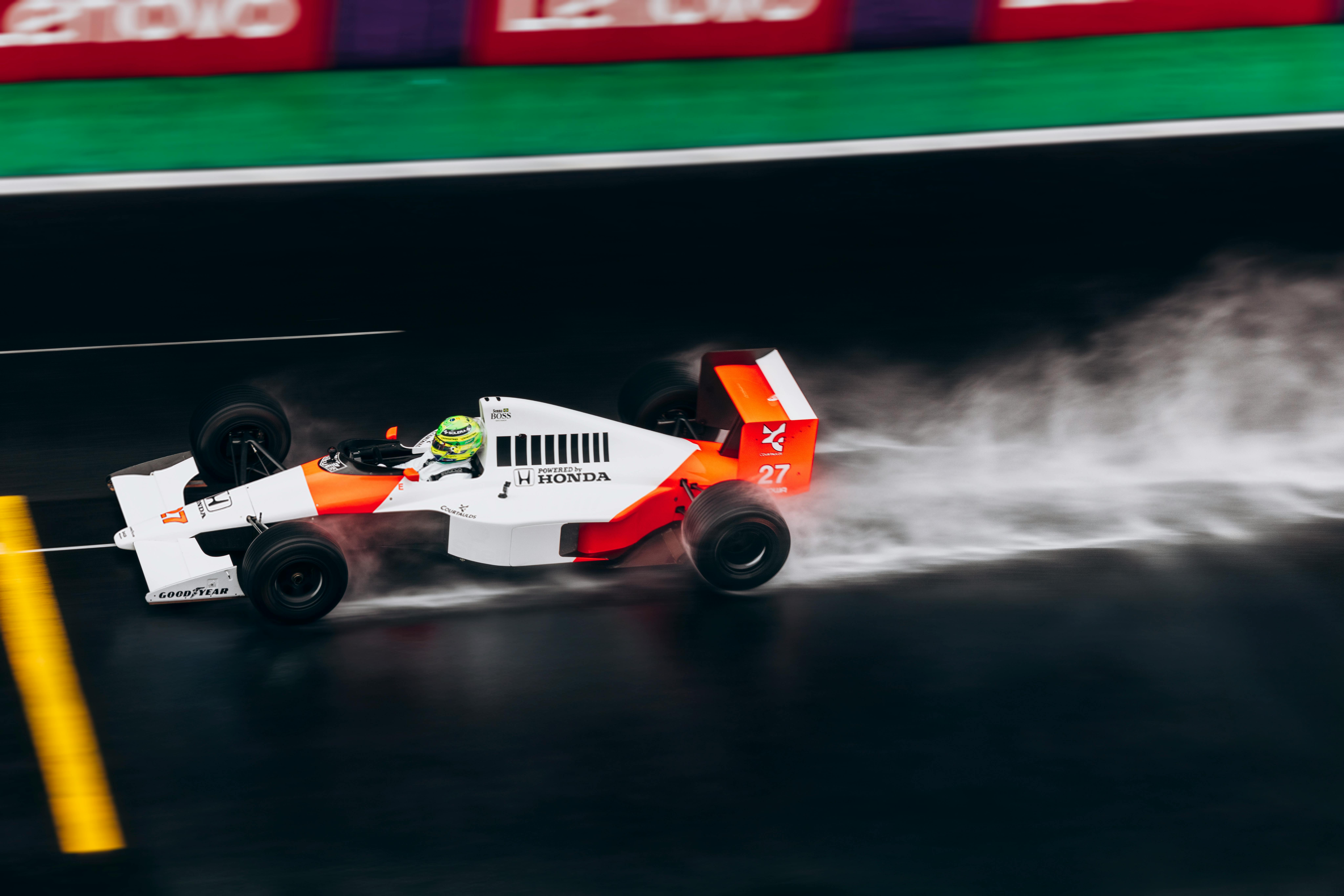 Mobil Balap Formula 1 Yang Dinamis Di Lintasan Basah · Foto Stok Gratis