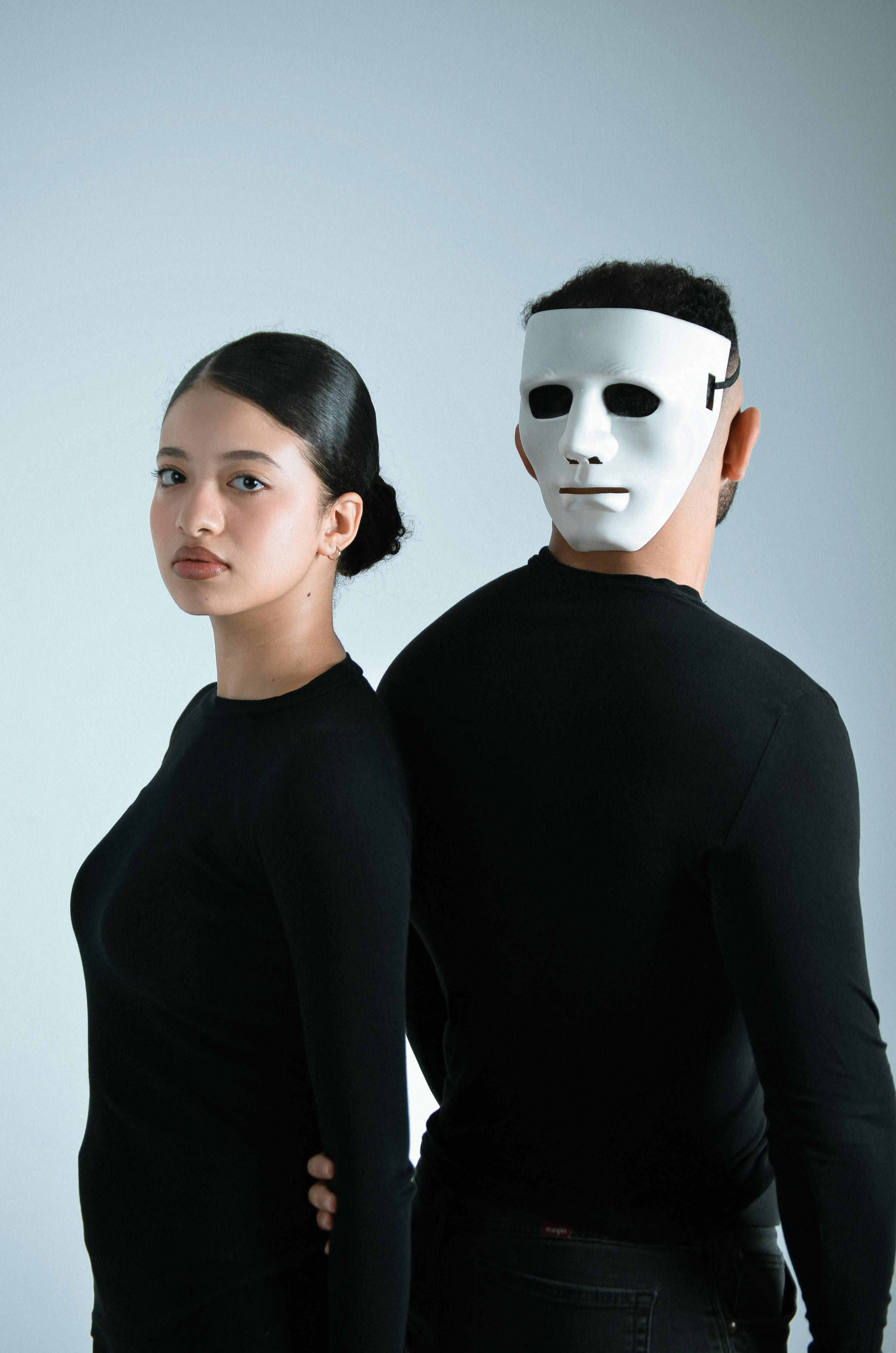 Retrato Artístico De La Dualidad Con Figura Enmascarada · Foto de stock ...