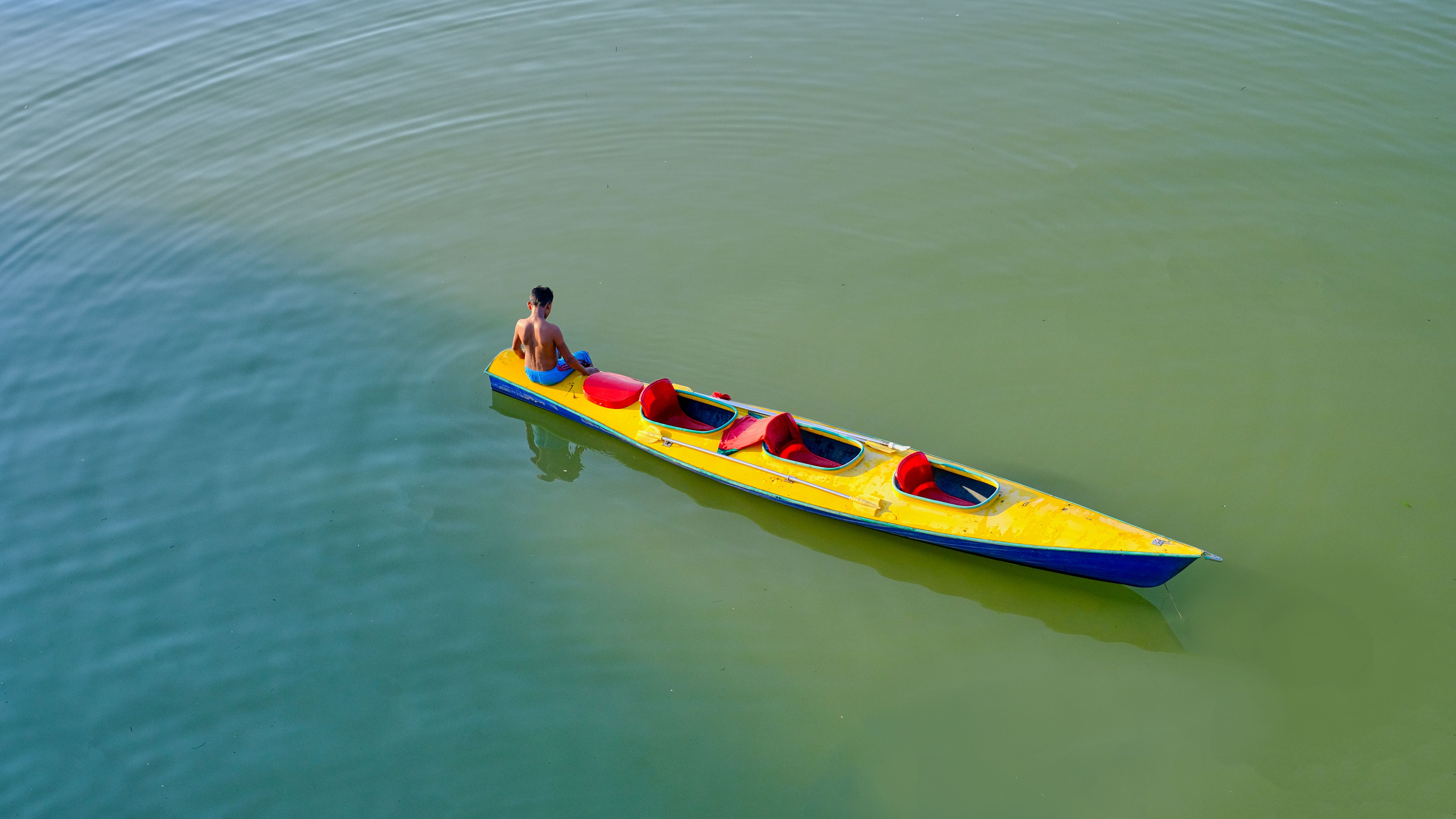 Vibrant Kayak Adventure on Tranquil Lake · Free Stock Photo