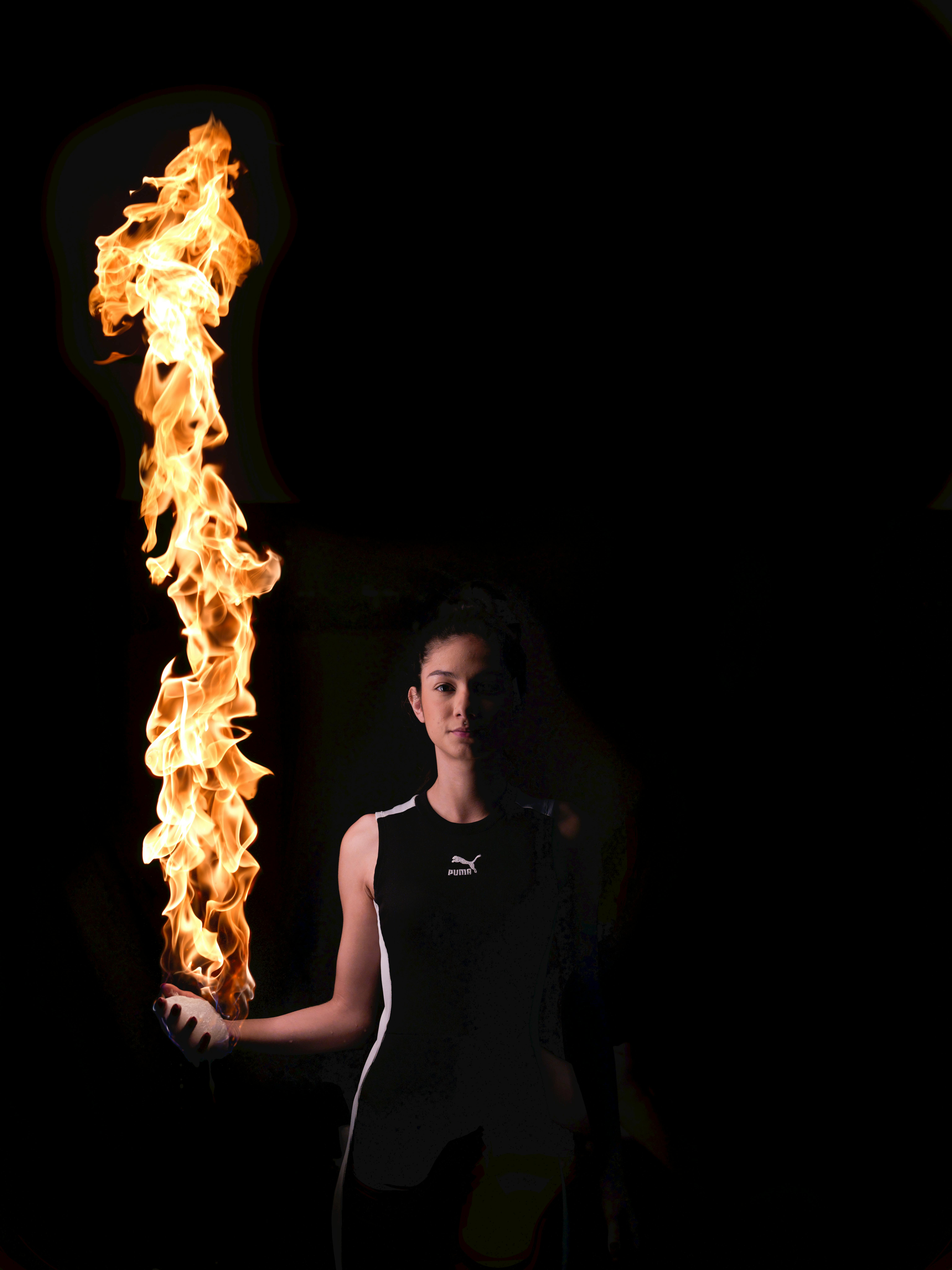 Retrato Dramático De Homem Segurando Tocha Flamejante · Foto ...