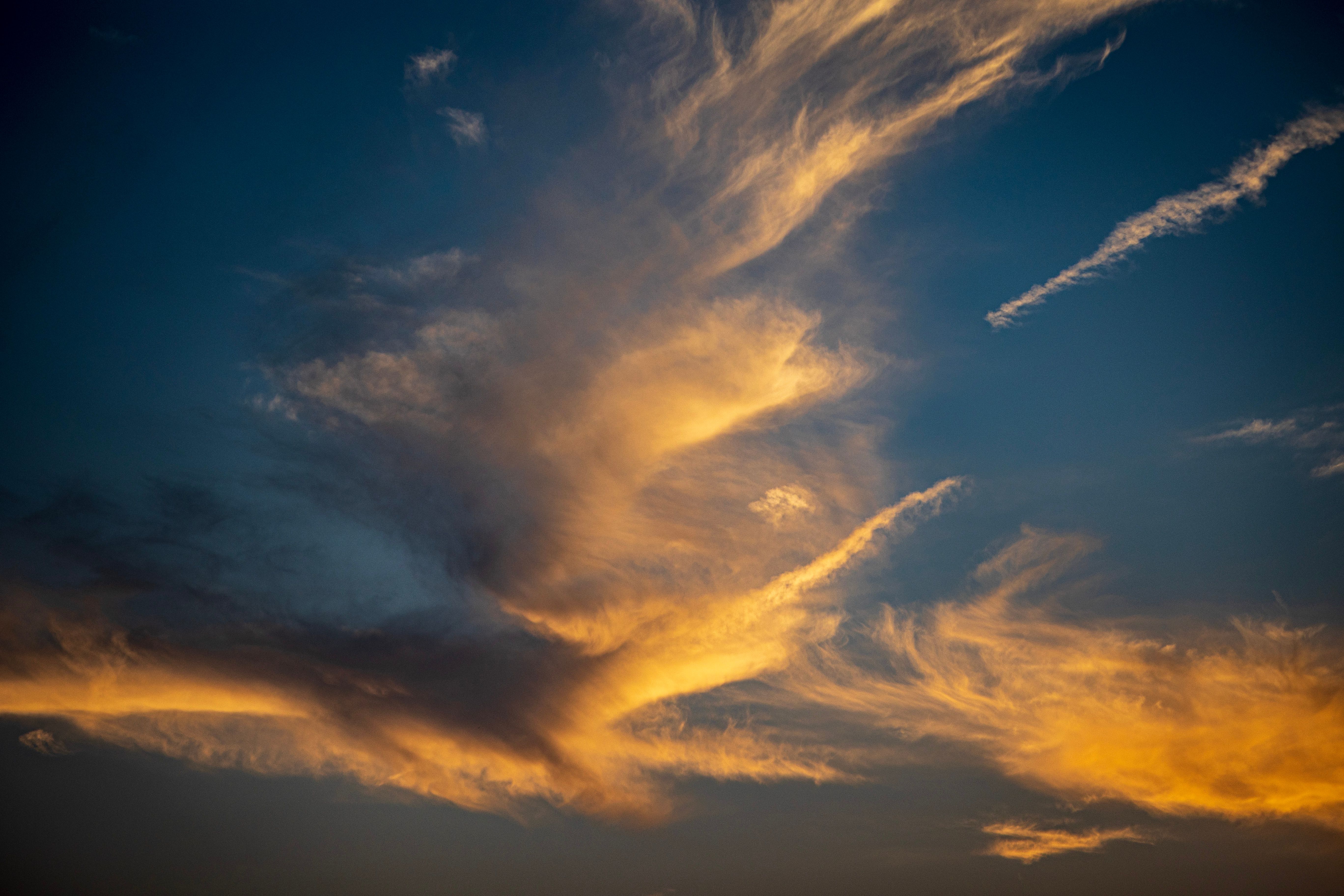 Golden Clouds on a Serene Evening Sky · Free Stock Photo
