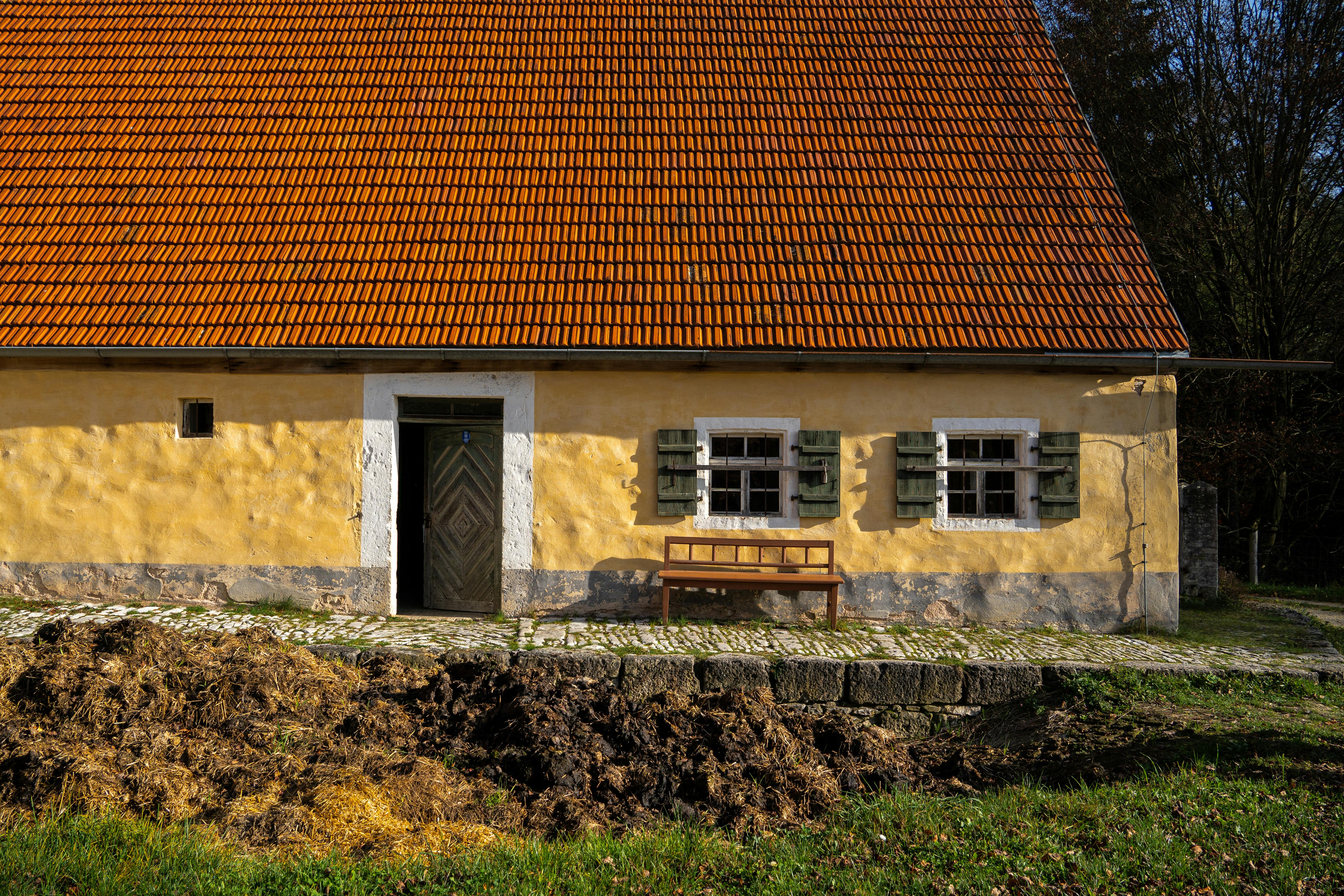 Charming Rural Farmhouse with Autumn Foliage · Free Stock Photo