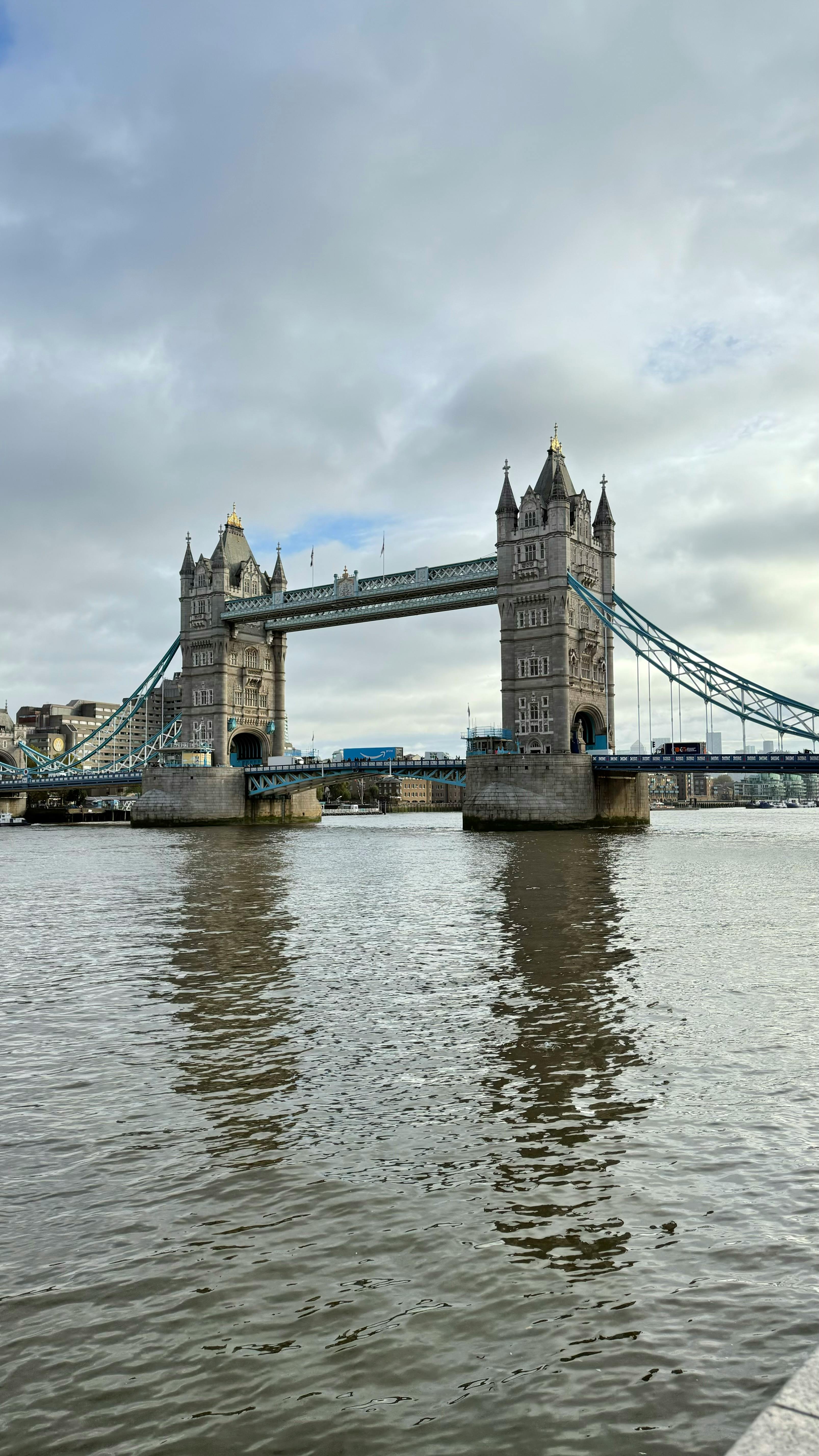El Emblemático Puente De La Torre Sobre El Río Támesis En Londres ...