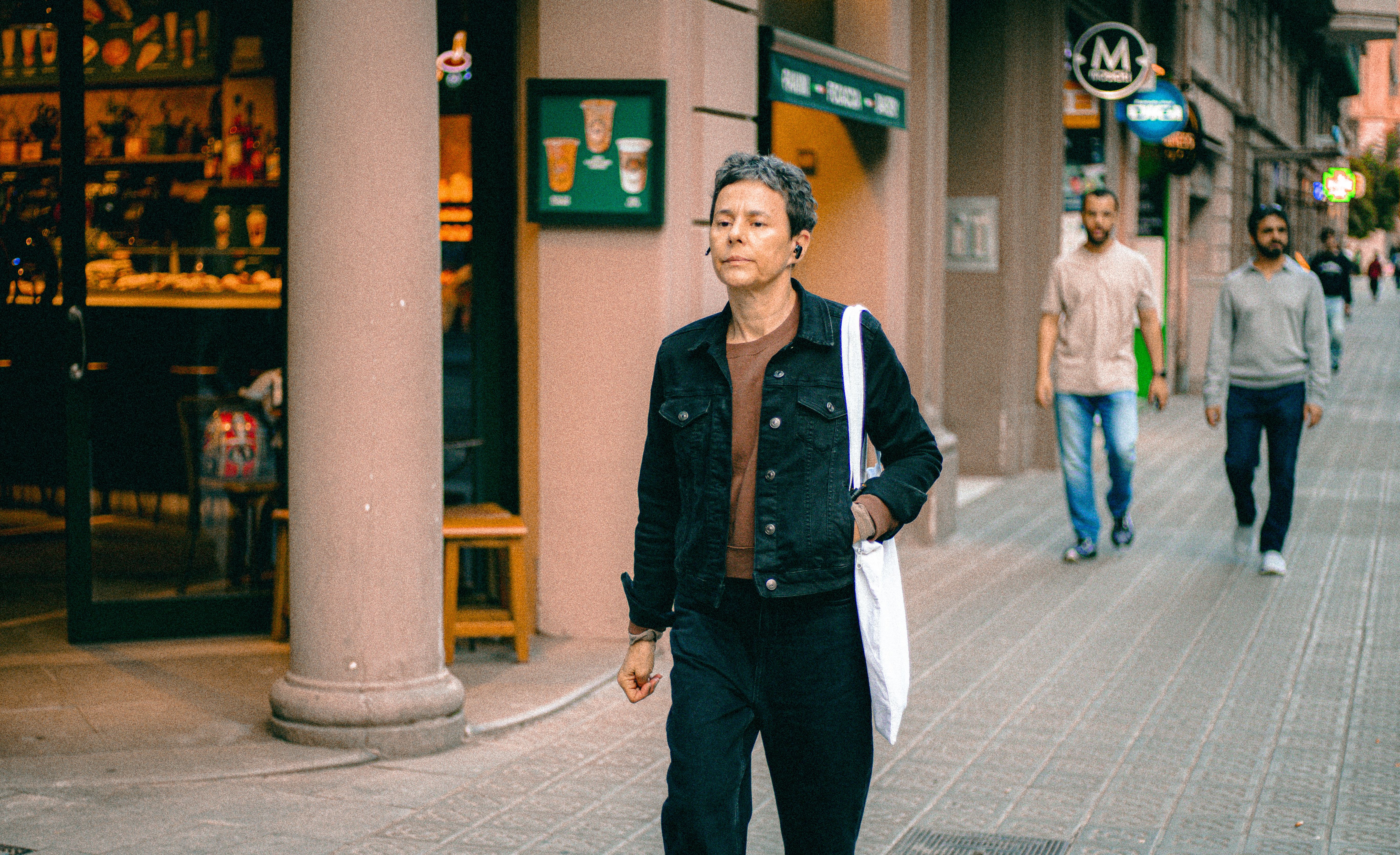 Mujer Urbana Caminando Por Un Café En Una Calle De La Ciudad · Foto de ...