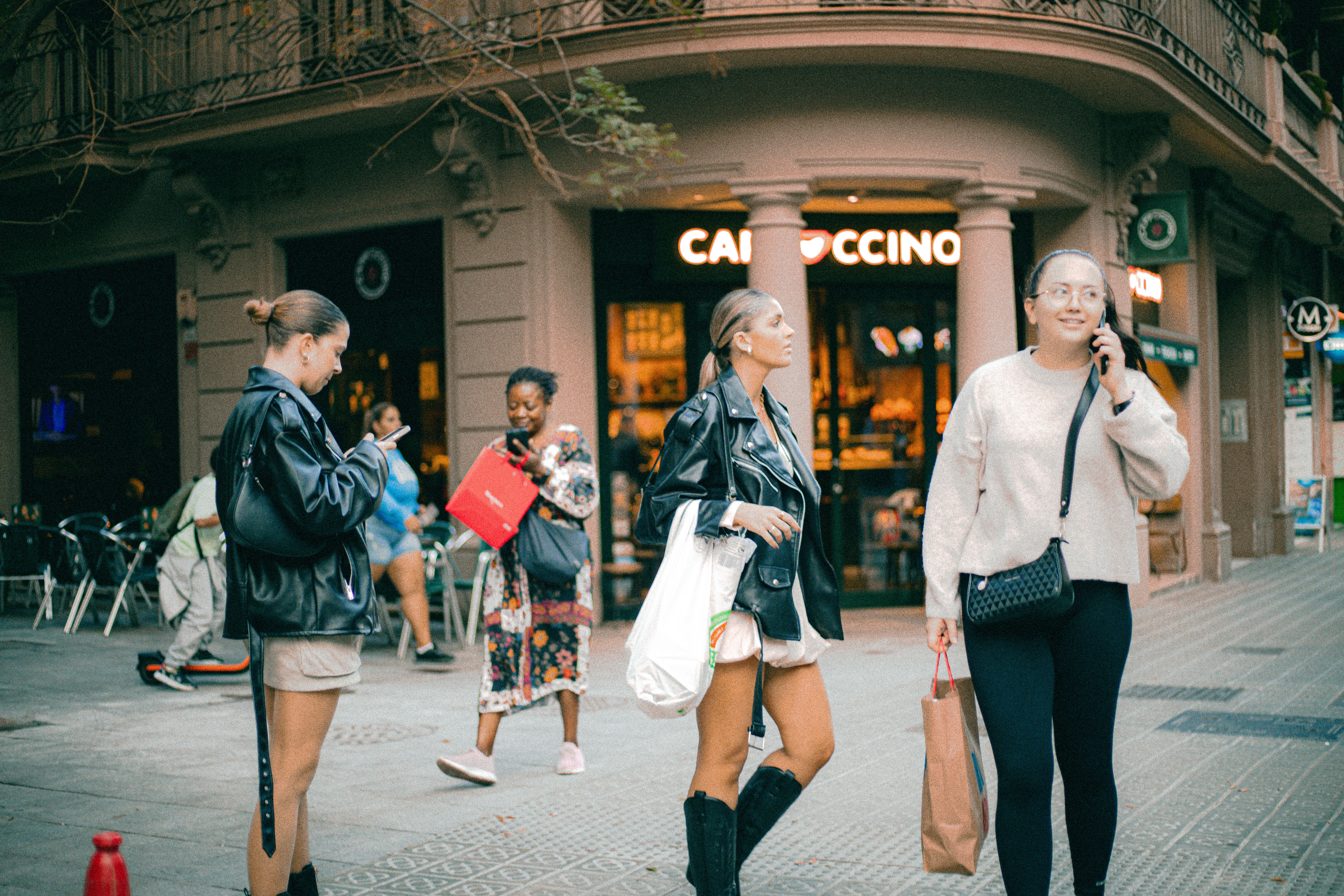 Urban street scene with people in fashionable attire · Free Stock Photo