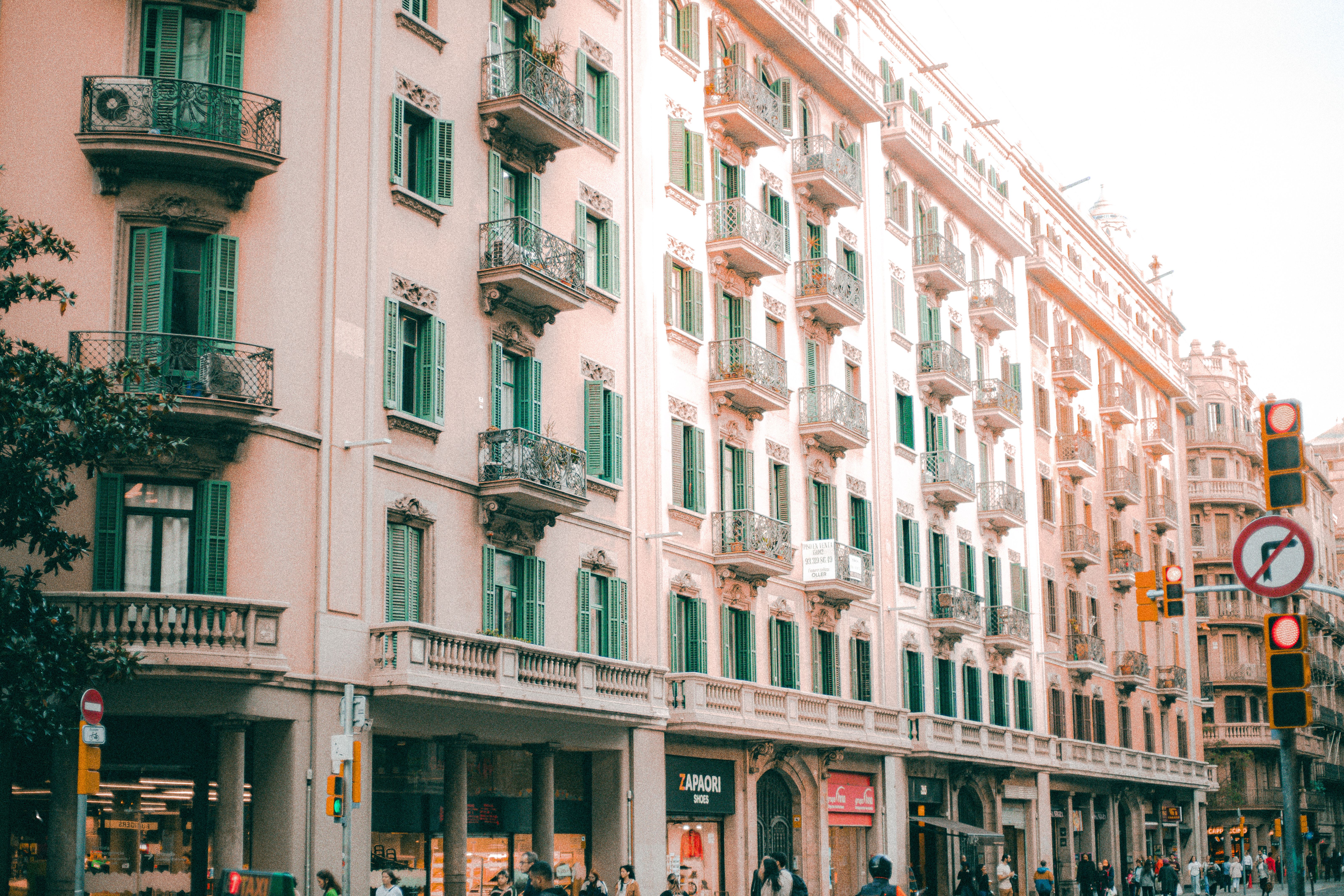 Scenic European Street with Classic Architecture · Free Stock Photo