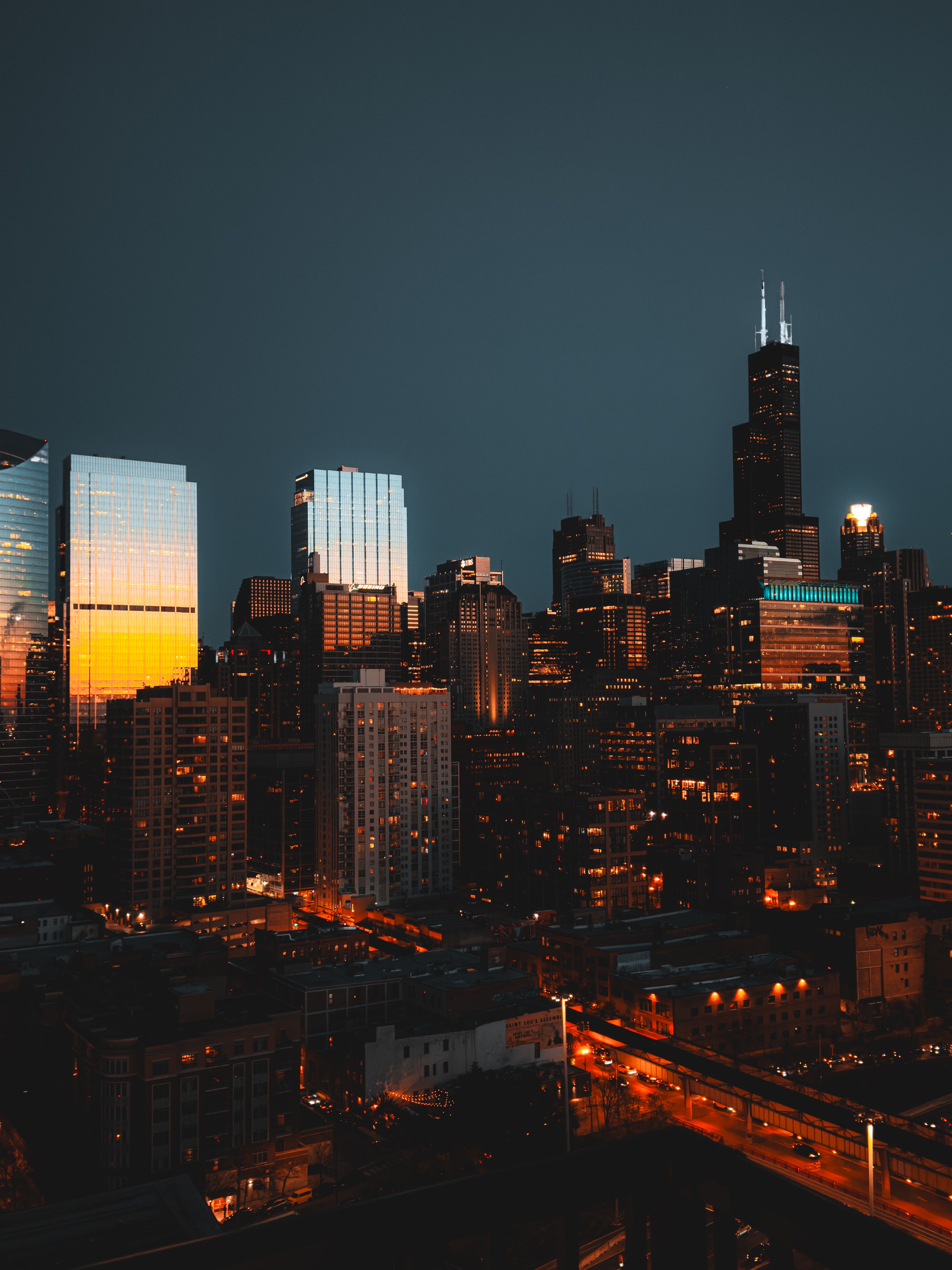 Chicago Cityscape at Dusk with Willis Tower · Free Stock Photo