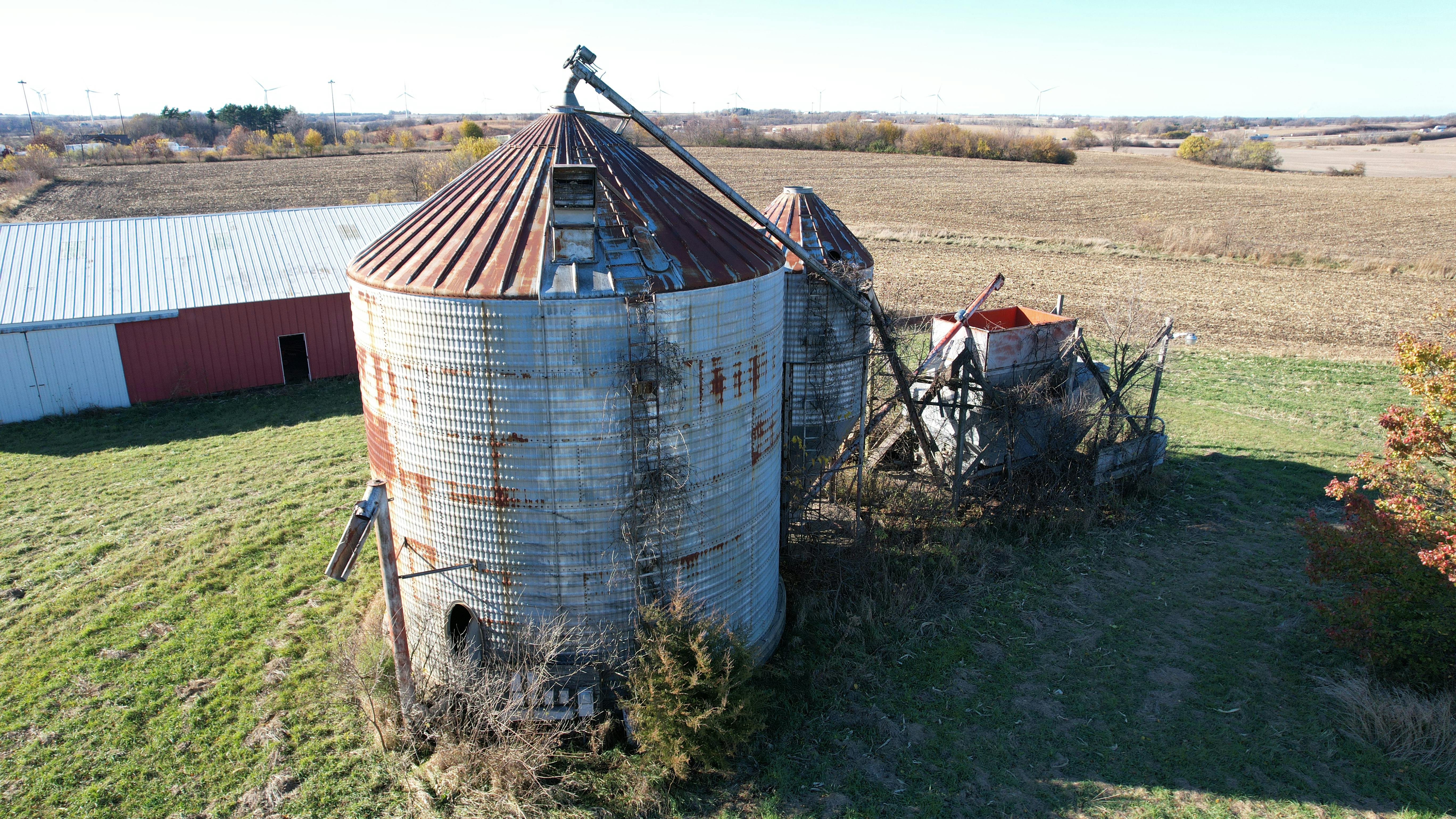 Rustic Farm Silos in Wide Open Countryside · Free Stock Photo