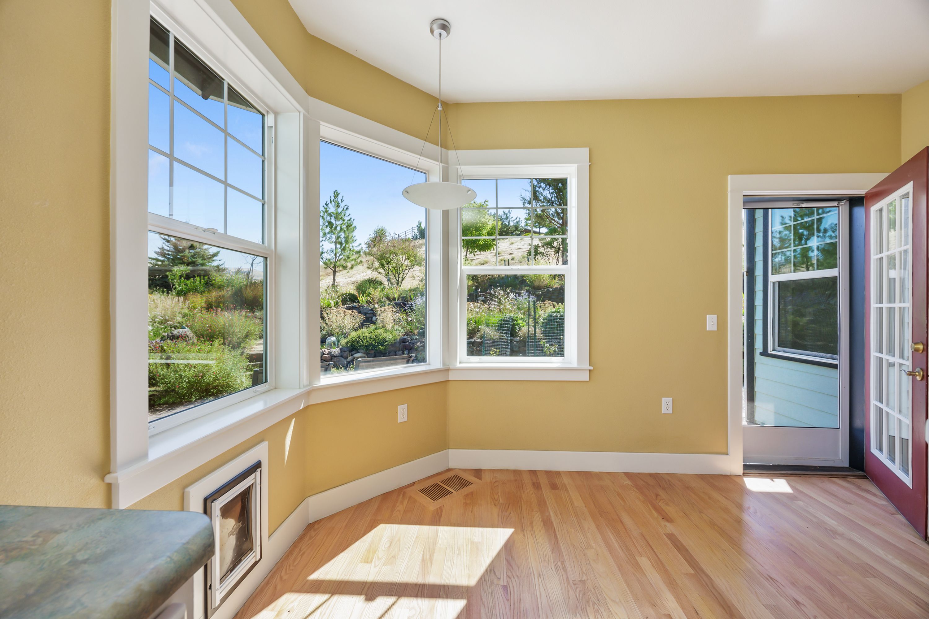 Bright Sunlit Room with Garden View in California · Free Stock Photo
