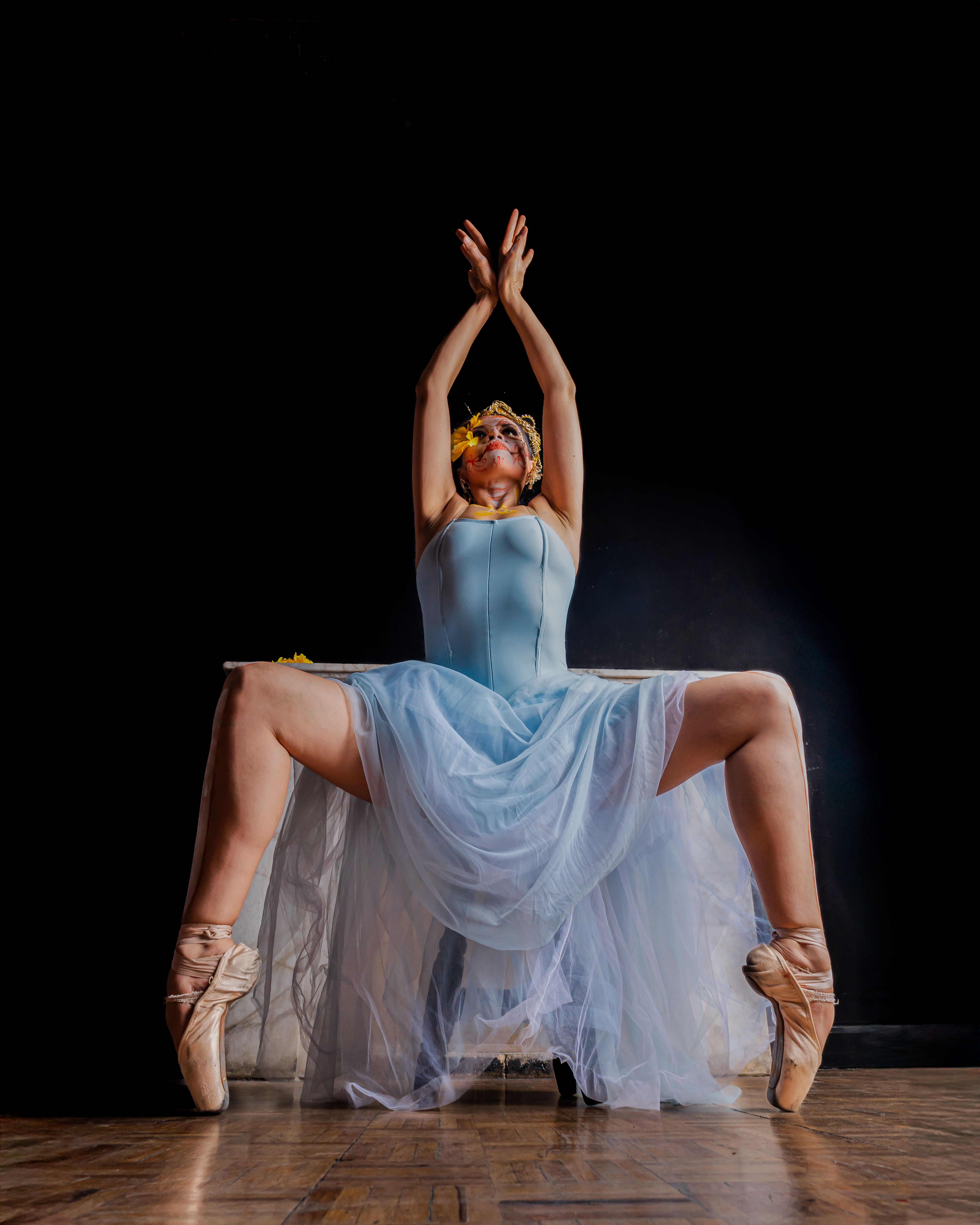 Bailarina De Ballet En Pose Expresionista En La Ciudad De México · Foto ...