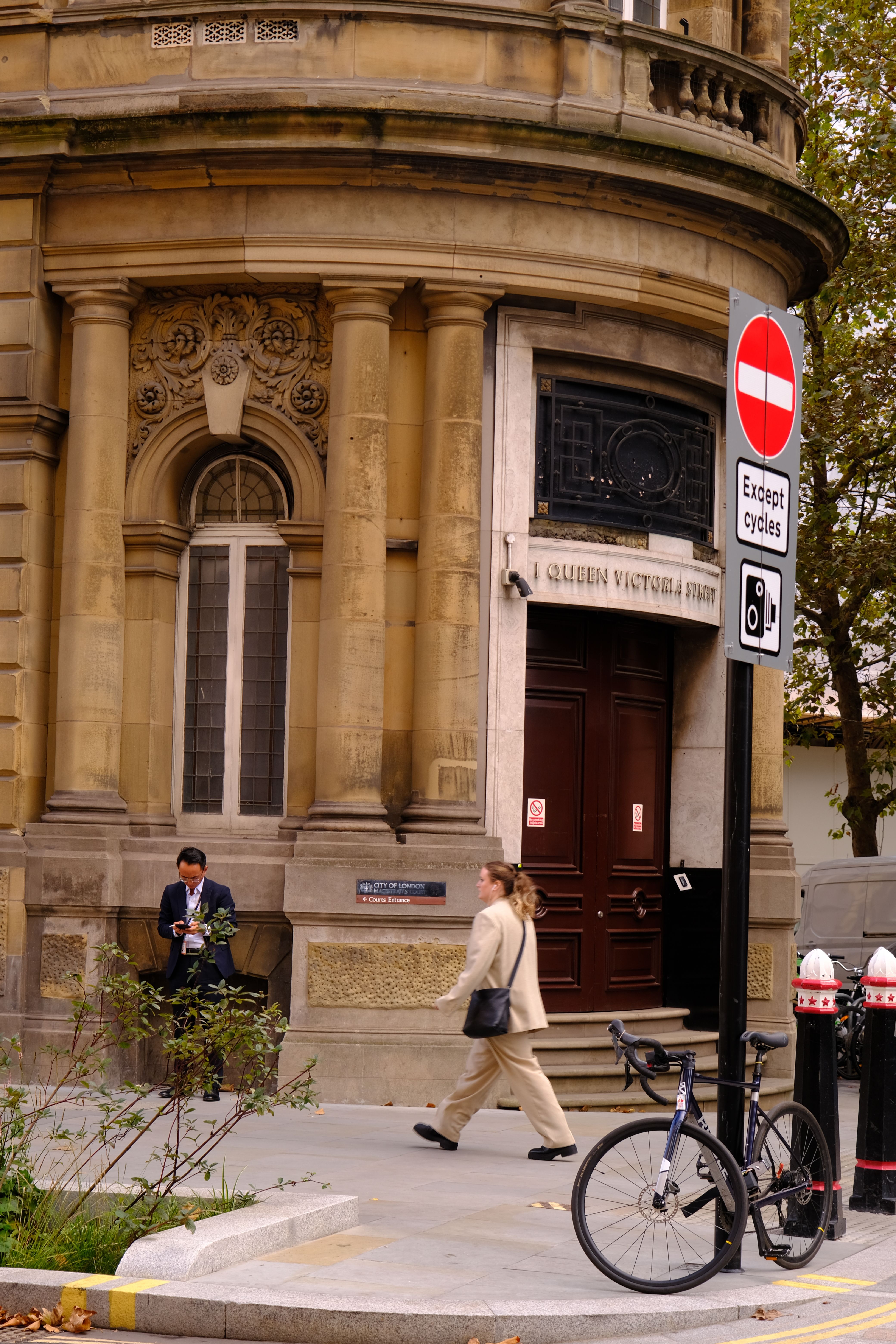 Street Scene Near Historic Building in England · Free Stock Photo