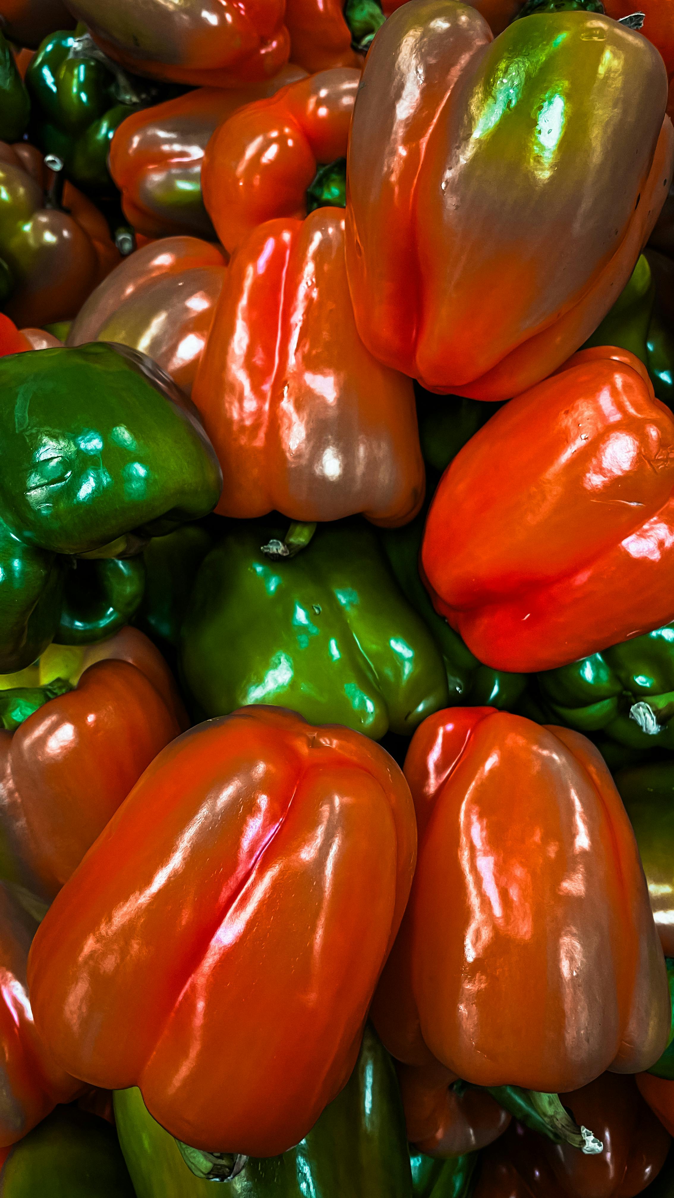 Gros Plan Sur Des Poivrons Rouges Et Verts éclatants · Photo gratuite