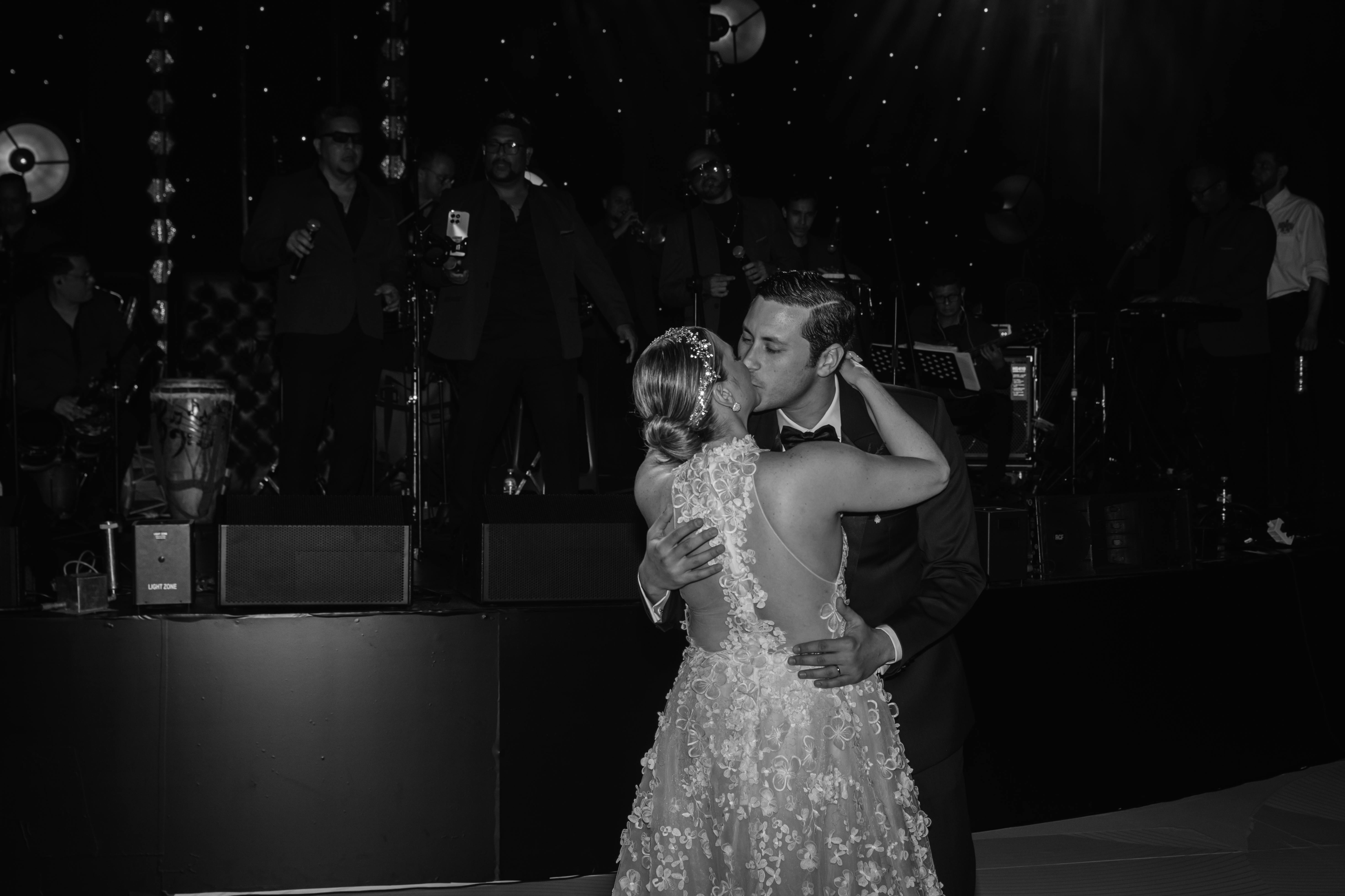 Moment Romantique De Danse De Mariage En Noir Et Blanc · Photo gratuite