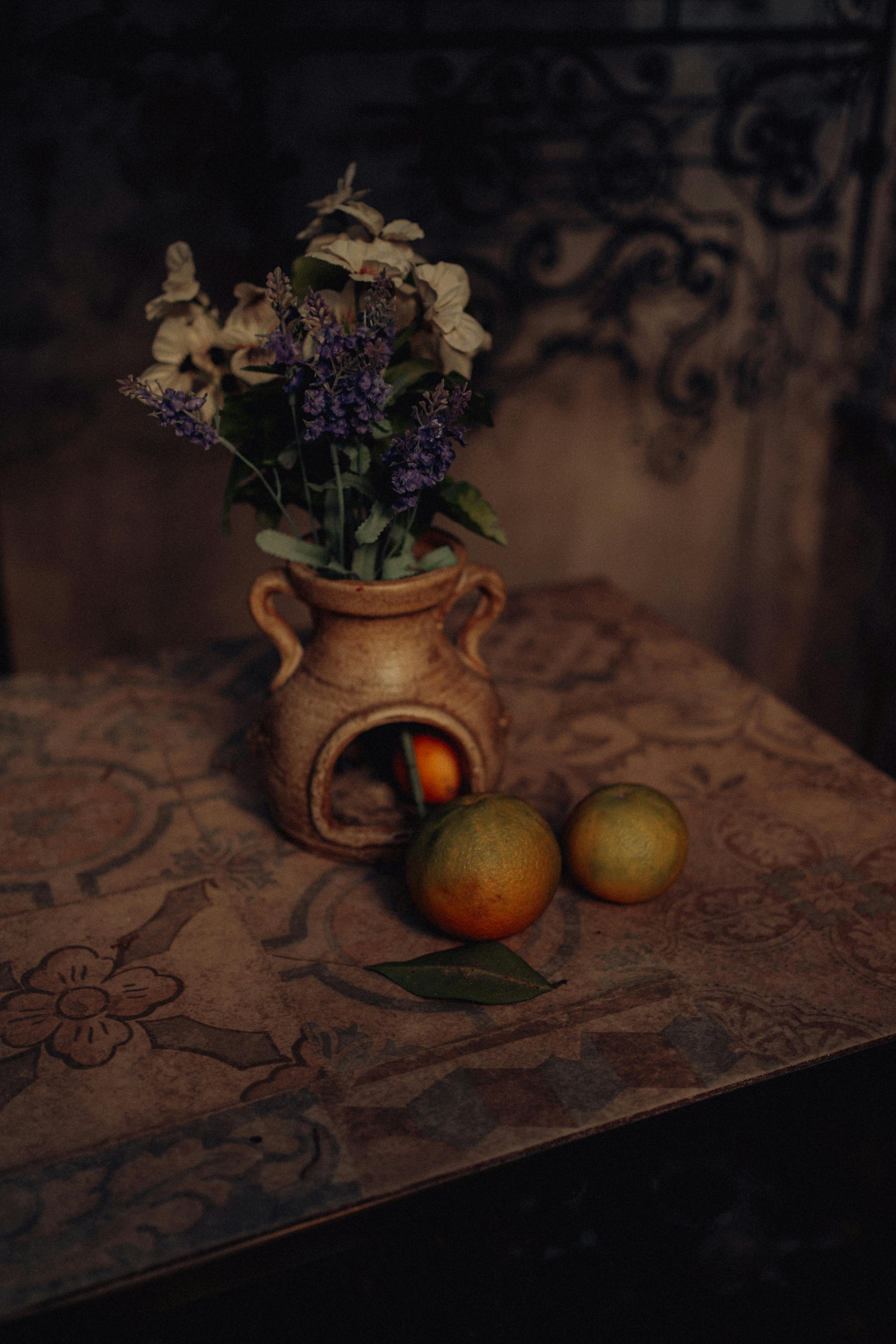 Bodegón Rústico Con Jarrón Y Naranjas · Foto de stock gratuita