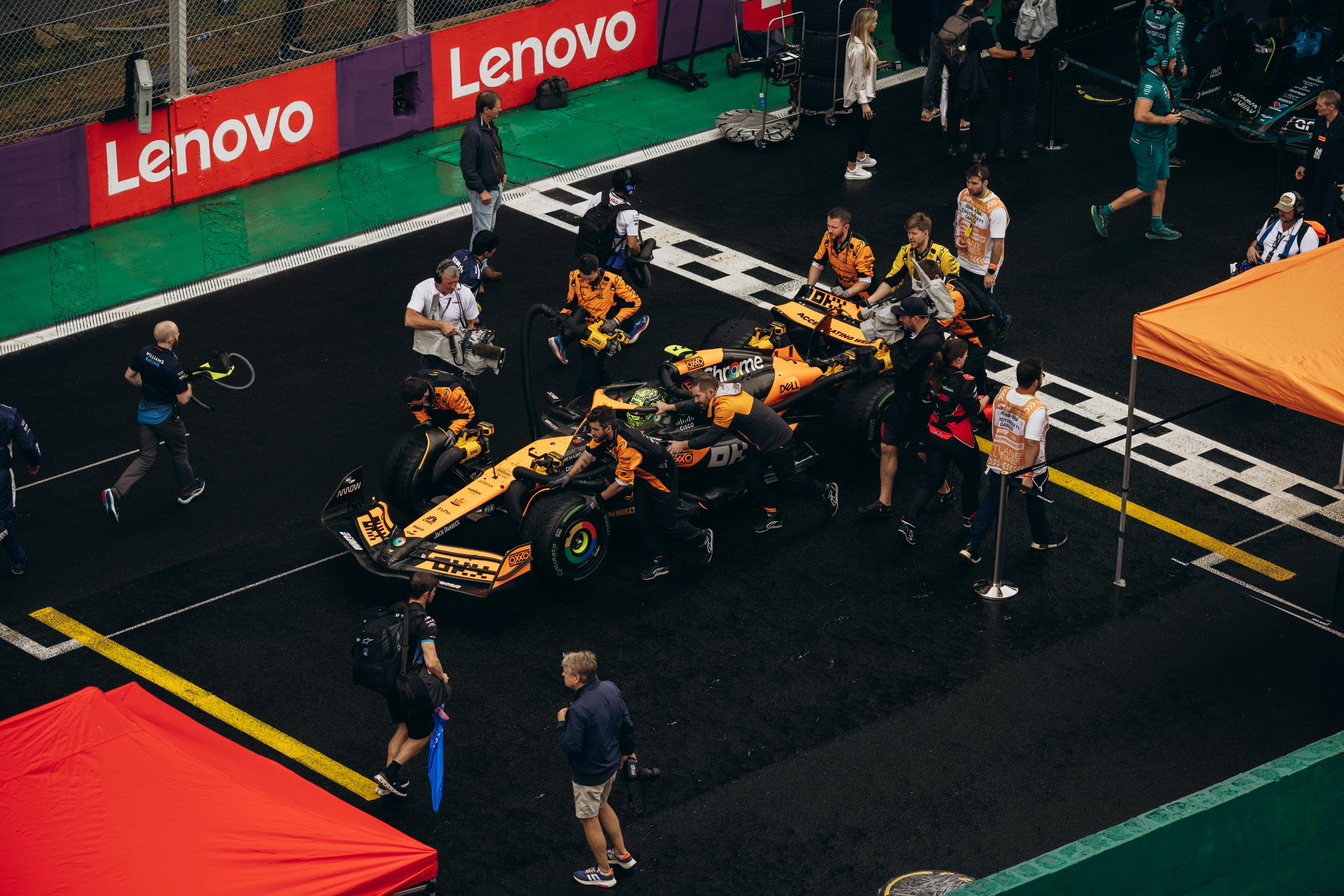 Equipo De Boxes Preparando Un Monoplaza De Fórmula 1 · Foto de stock ...