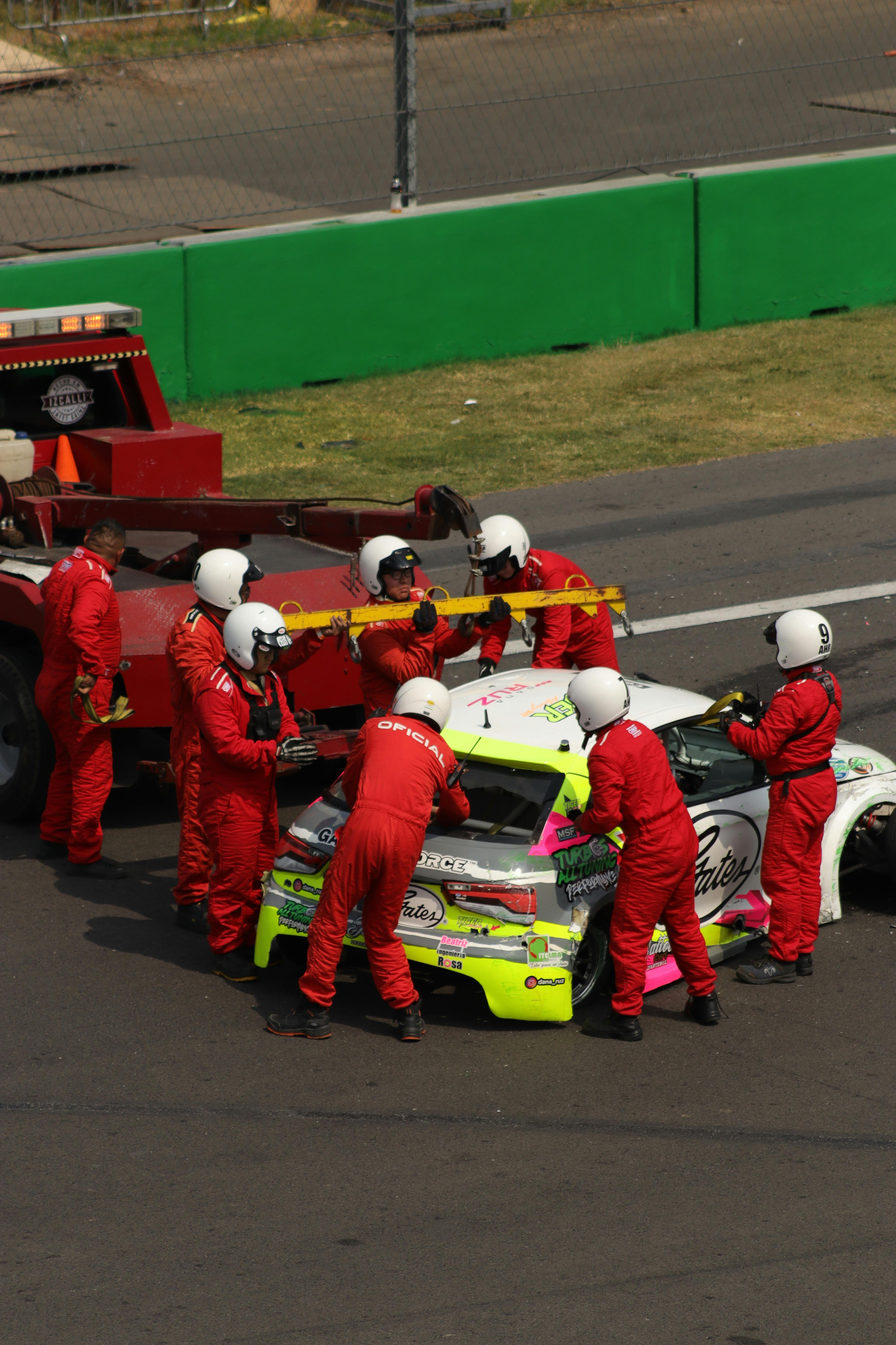 Pit Crew Assisting Car in Ciudad de México Race · Free Stock Photo