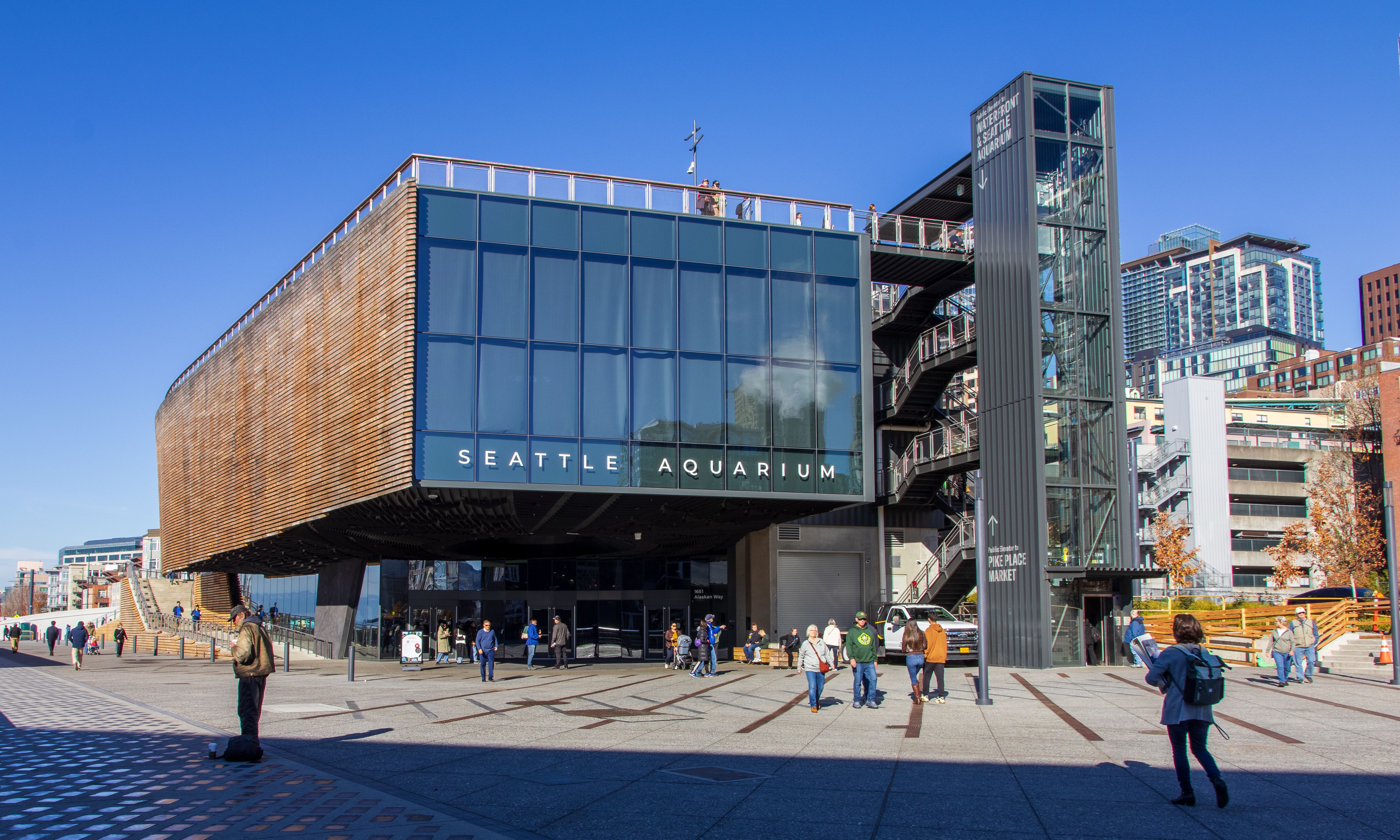Seattle Aquarium Front Entrance with Visitors · Free Stock Photo