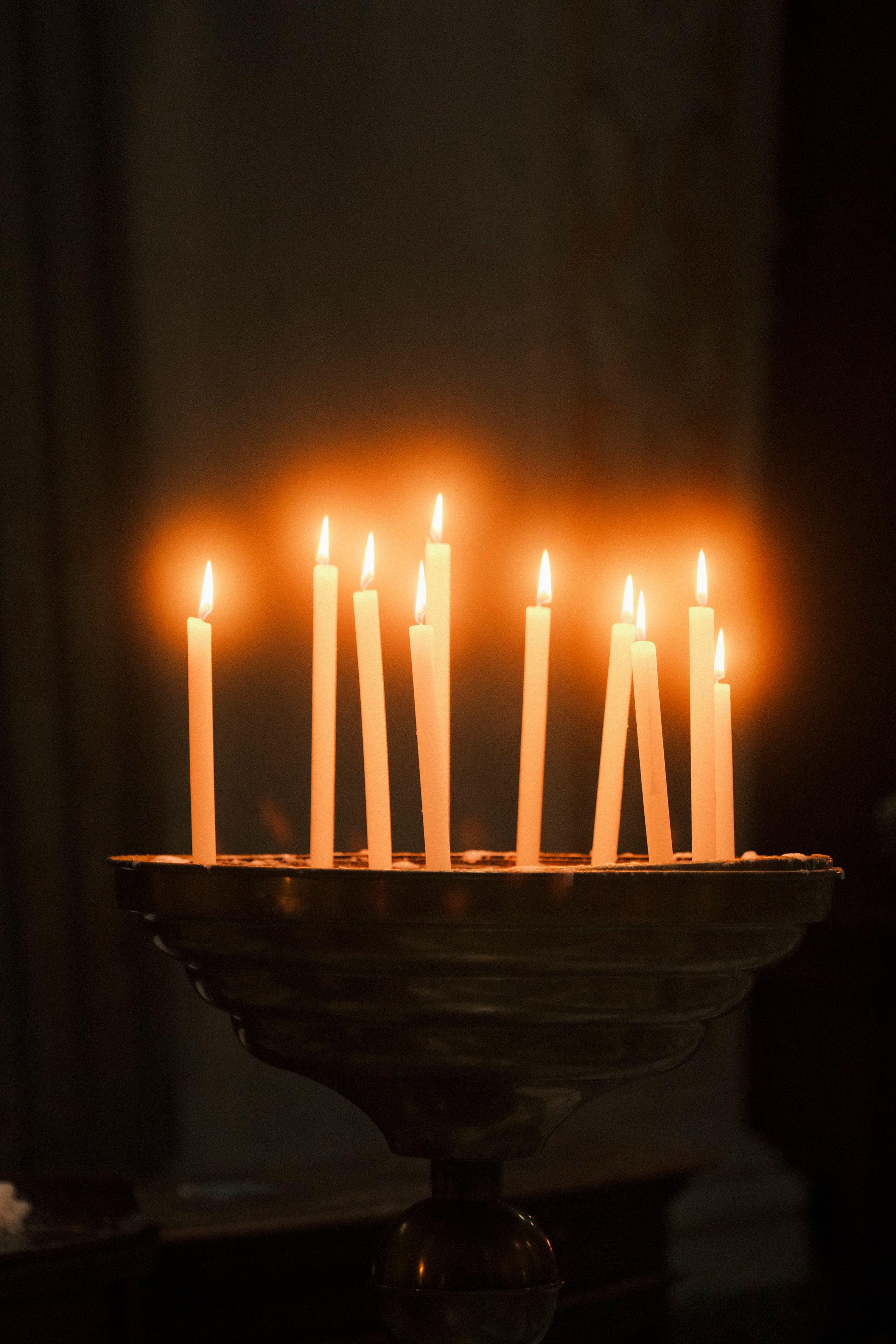Serene Candlelight Arrangement in Dim Setting · Free Stock Photo