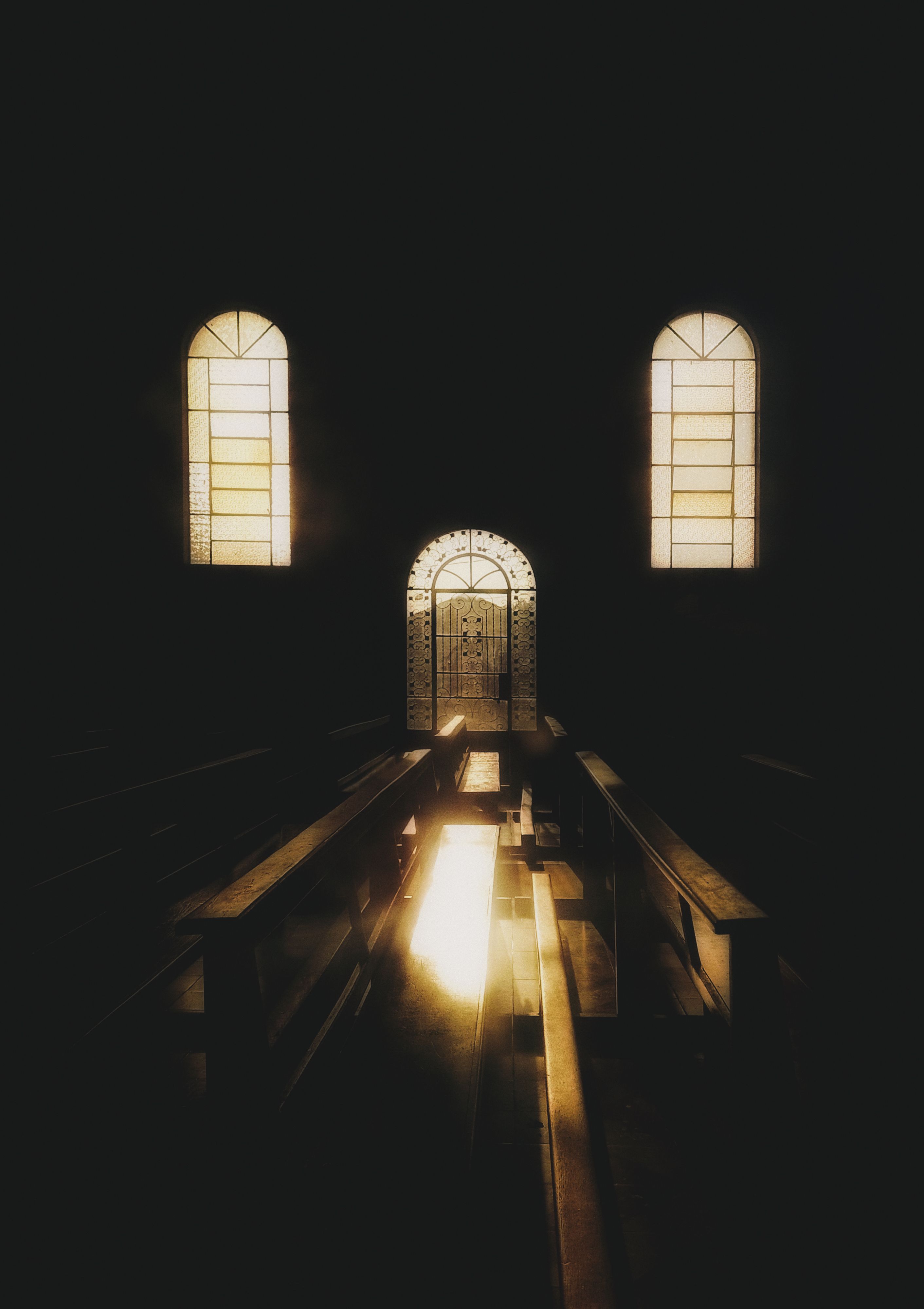 Tranquil Sunlit Church Interior with Wooden Pews · Free Stock Photo