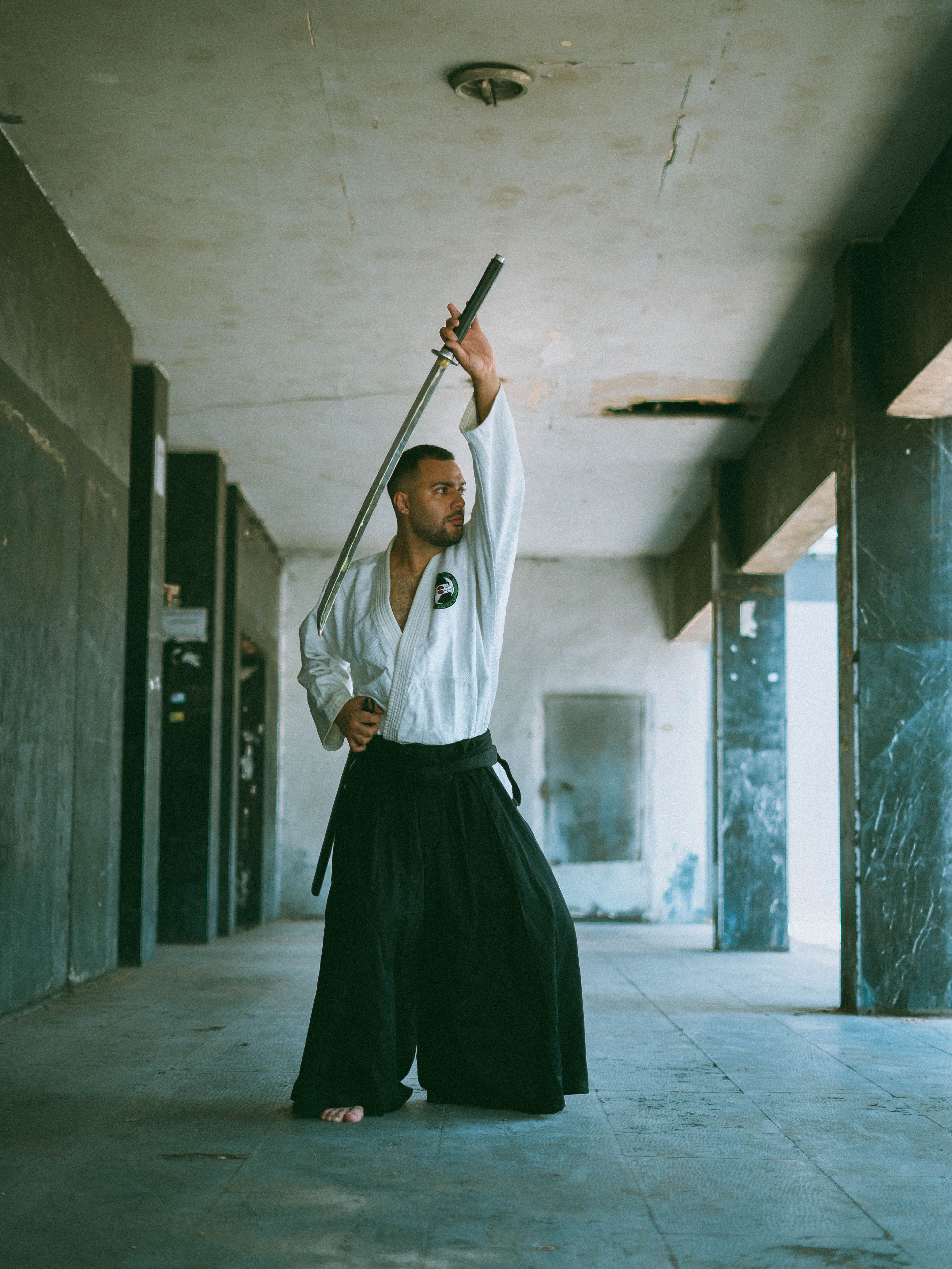 Artista Marcial Posando Con Katana En Un Entorno Urbano · Foto de stock ...