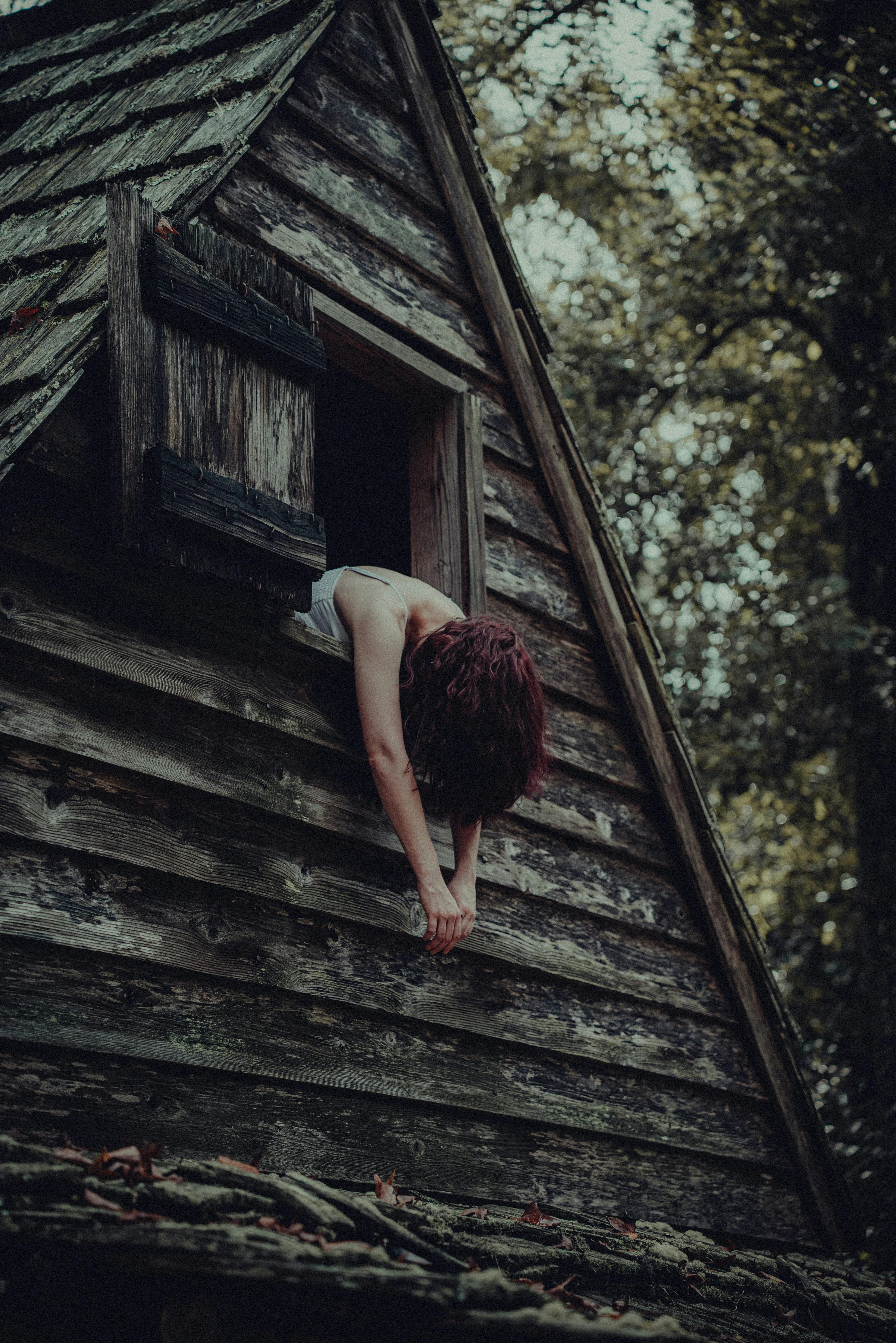 Retrato Melancólico De Una Persona Asomada A La Ventana De Una Cabaña ...