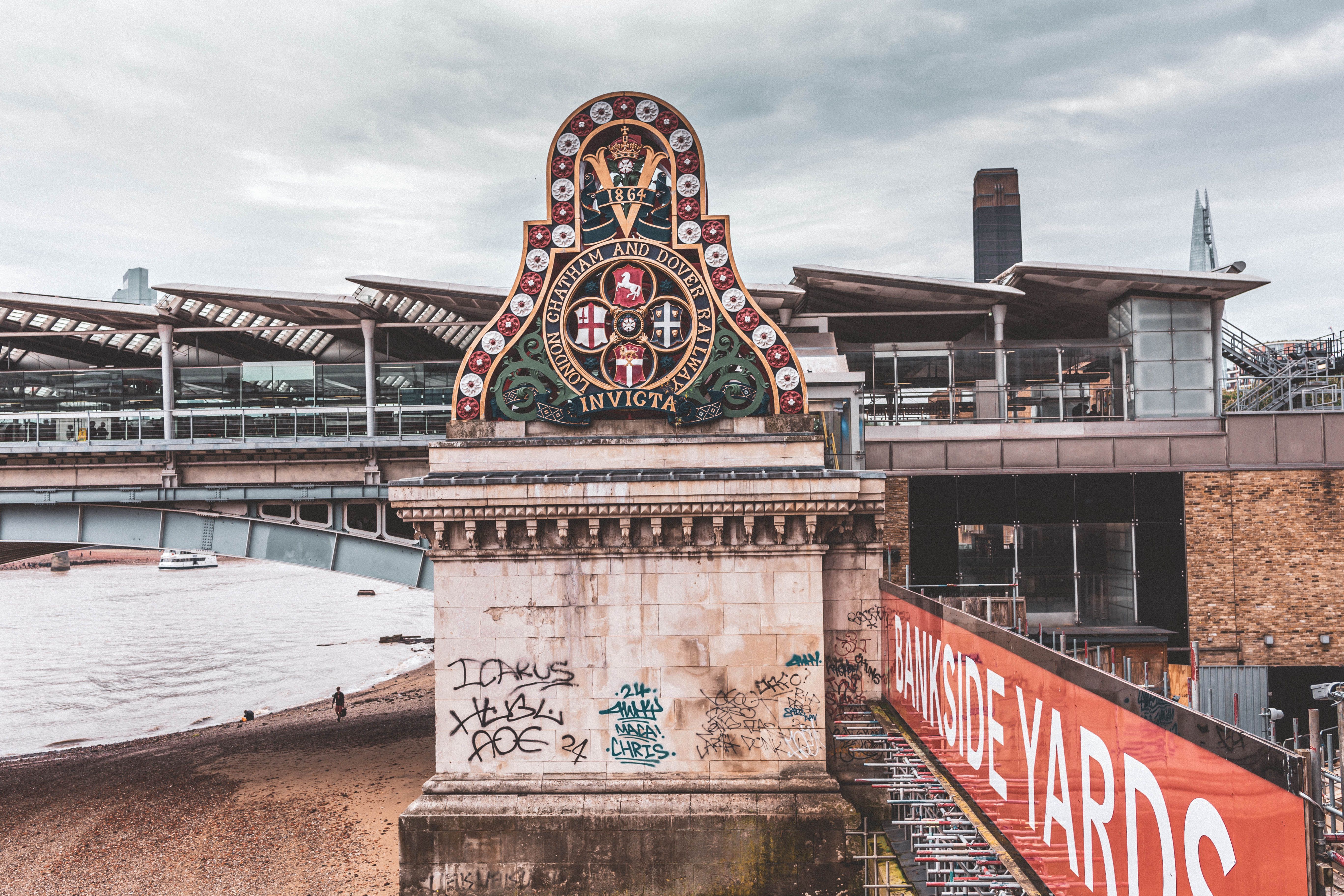 London Bridge landmark with urban backdrop · Free Stock Photo