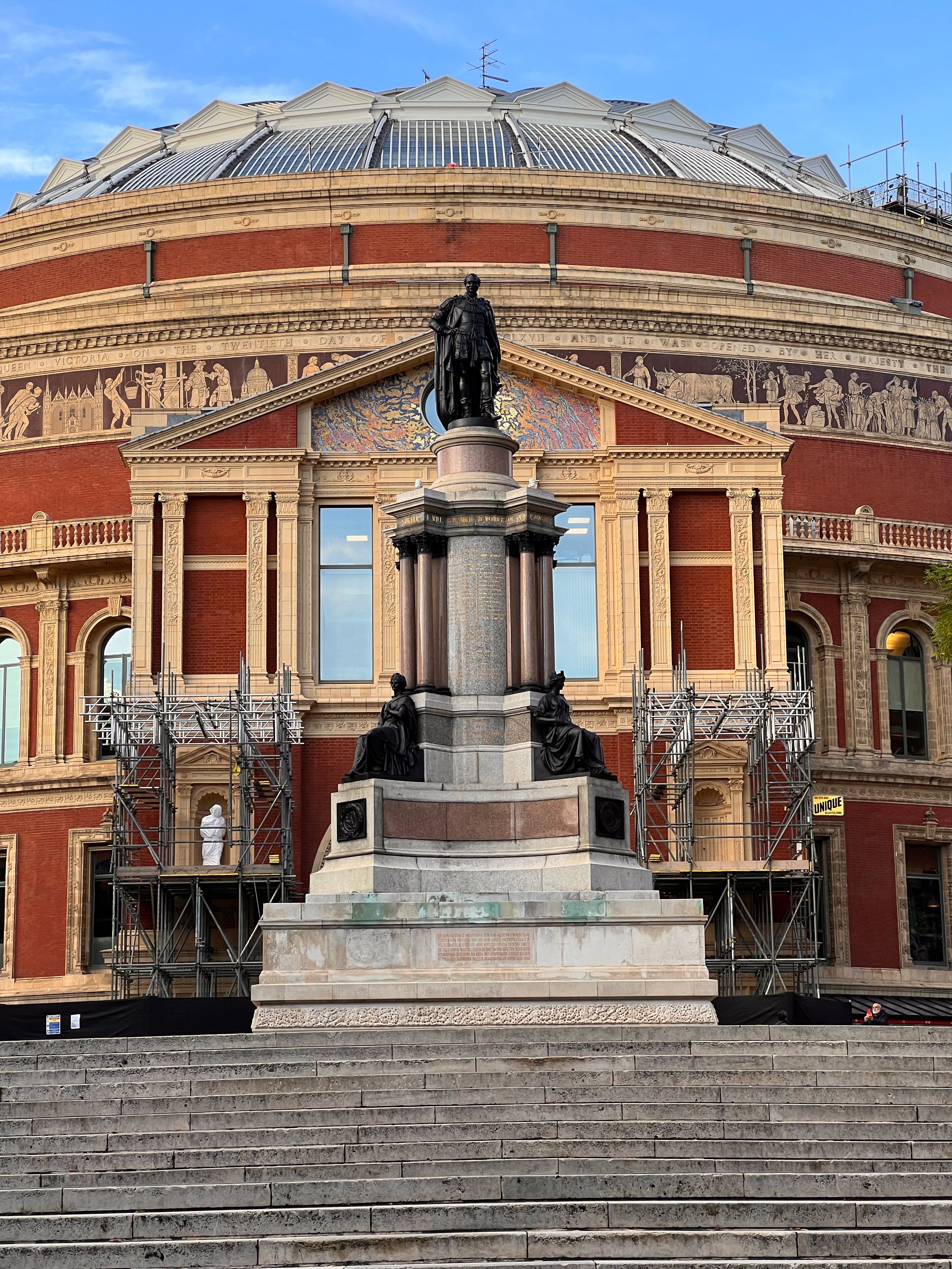 Historic Monument in Front of Iconic Building · Free Stock Photo