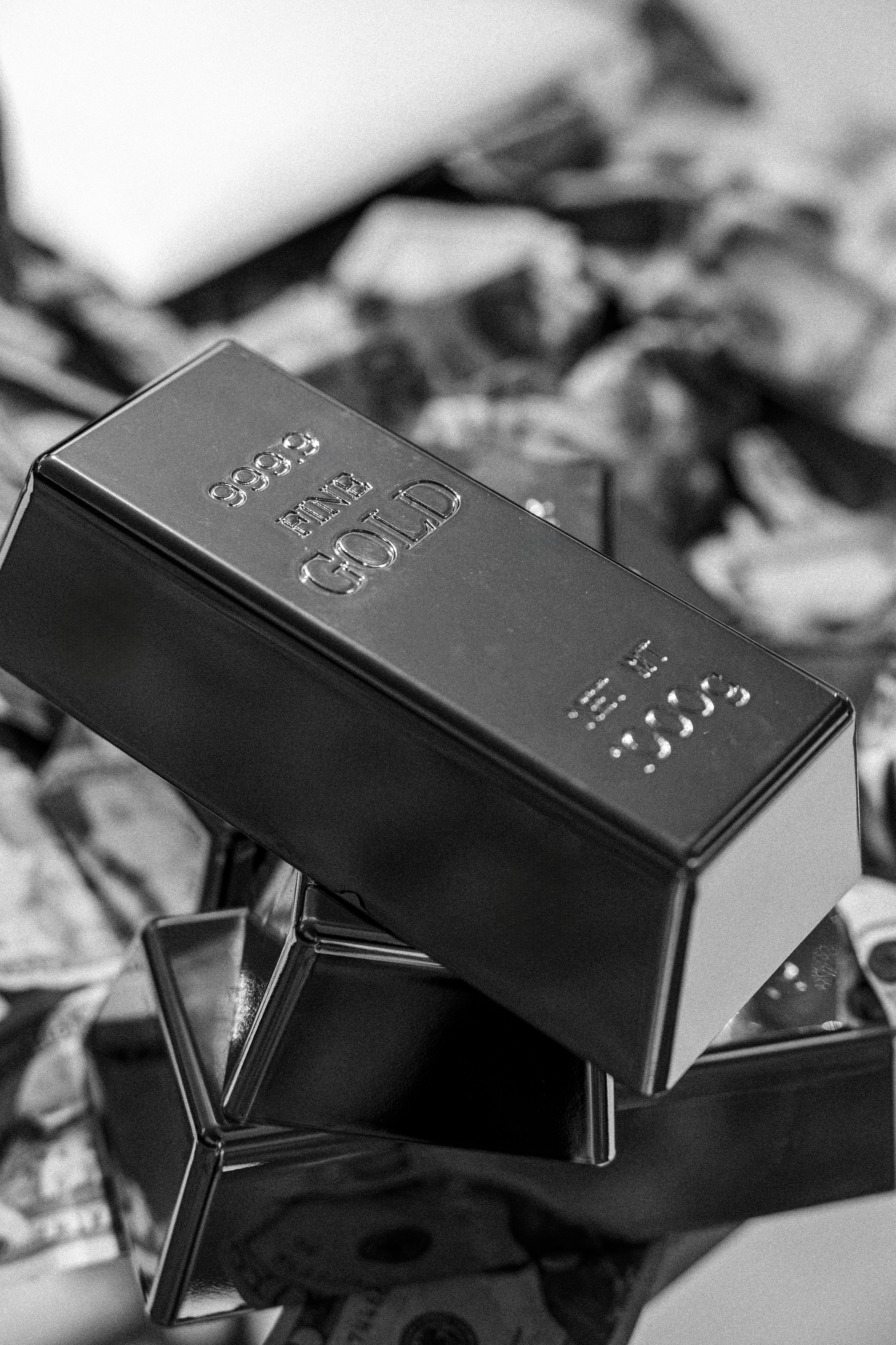 Elegantes Lingotes De Oro Blanco Y Negro En La Moneda · Foto de stock ...