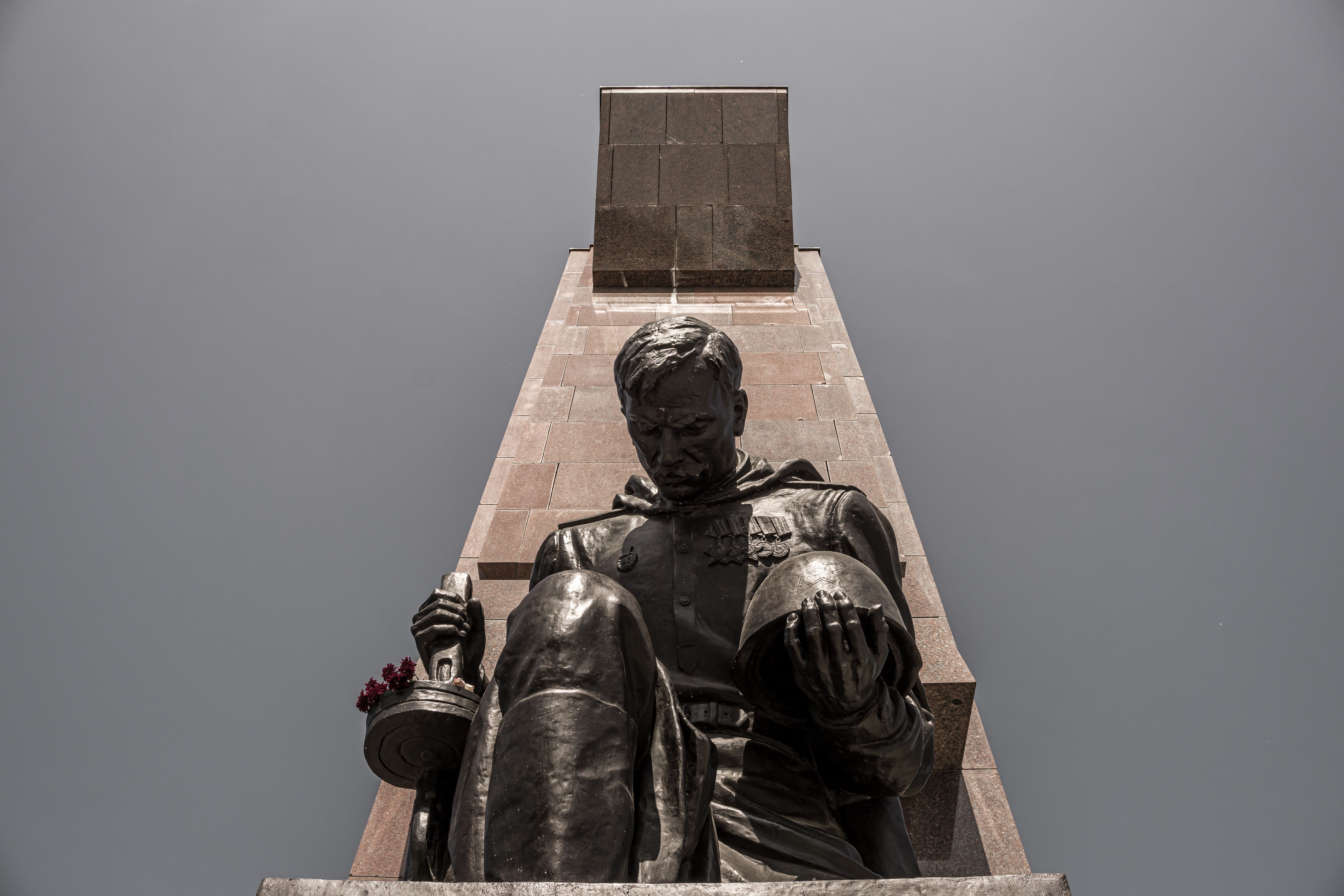 Patung Monumental Prajurit Dengan Helm · Foto Stok Gratis