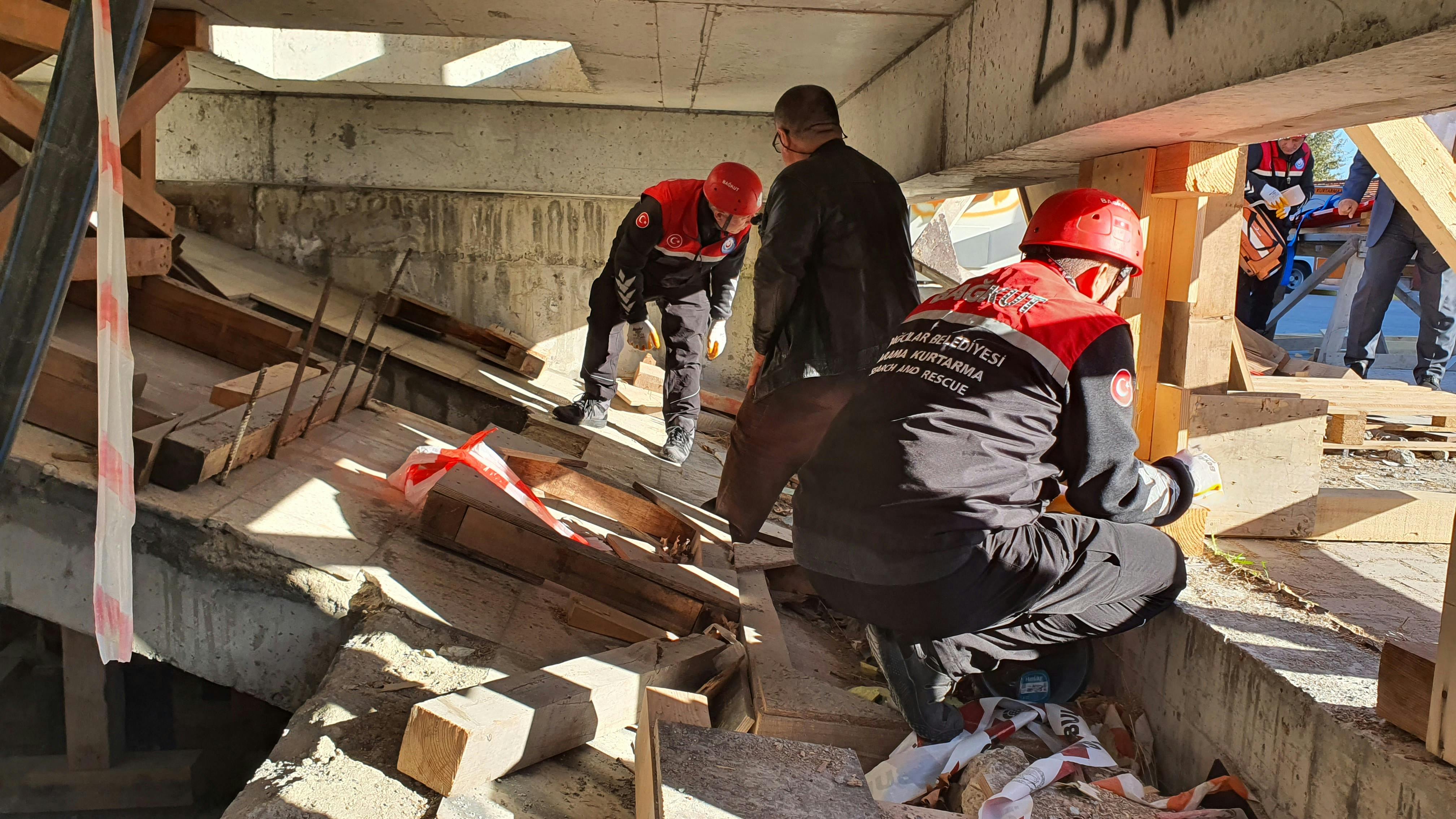 Rescue Workers Assessing Building Damage Site · Free Stock Photo