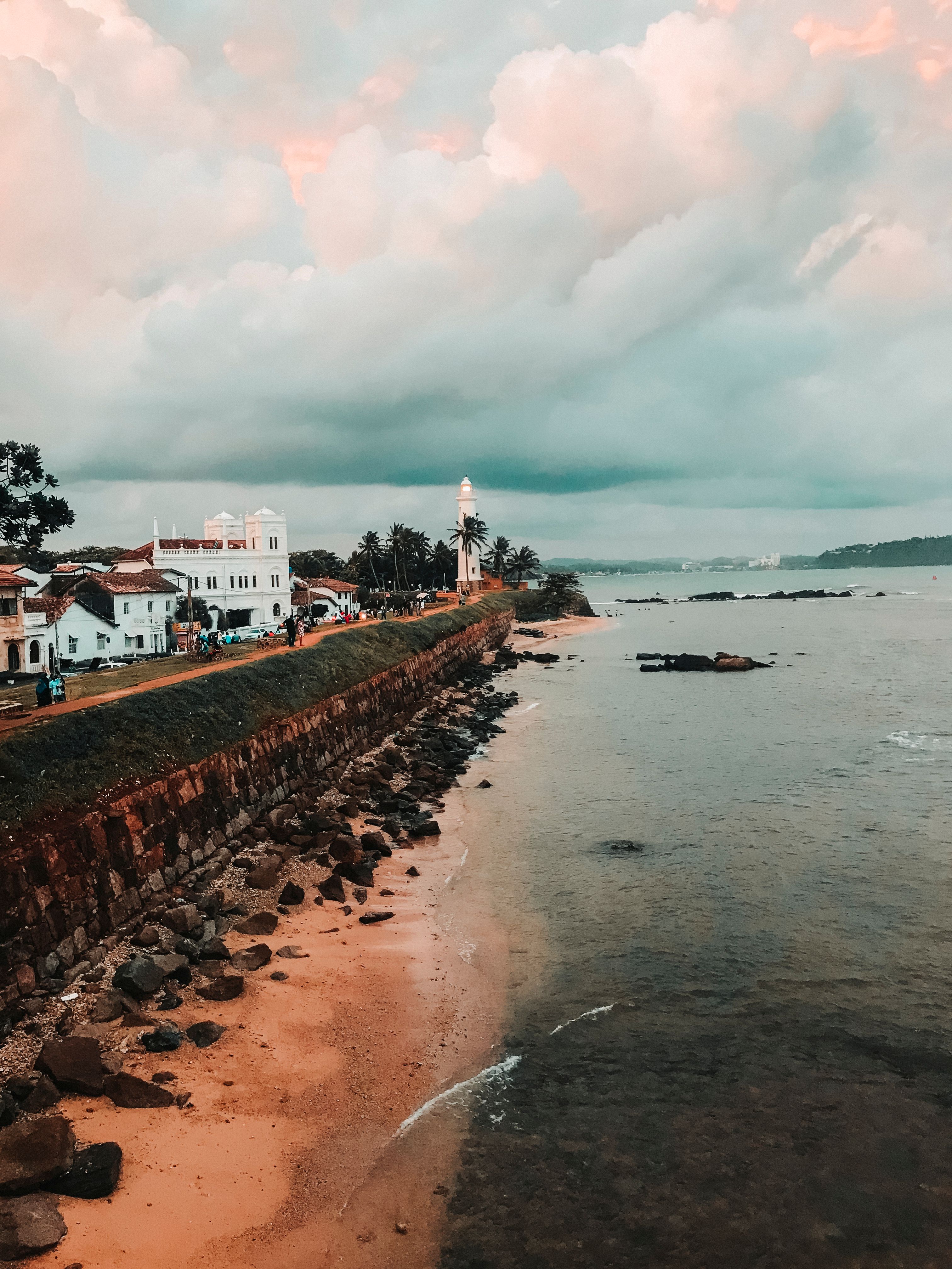 White Buildings by the Beach · Free Stock Photo