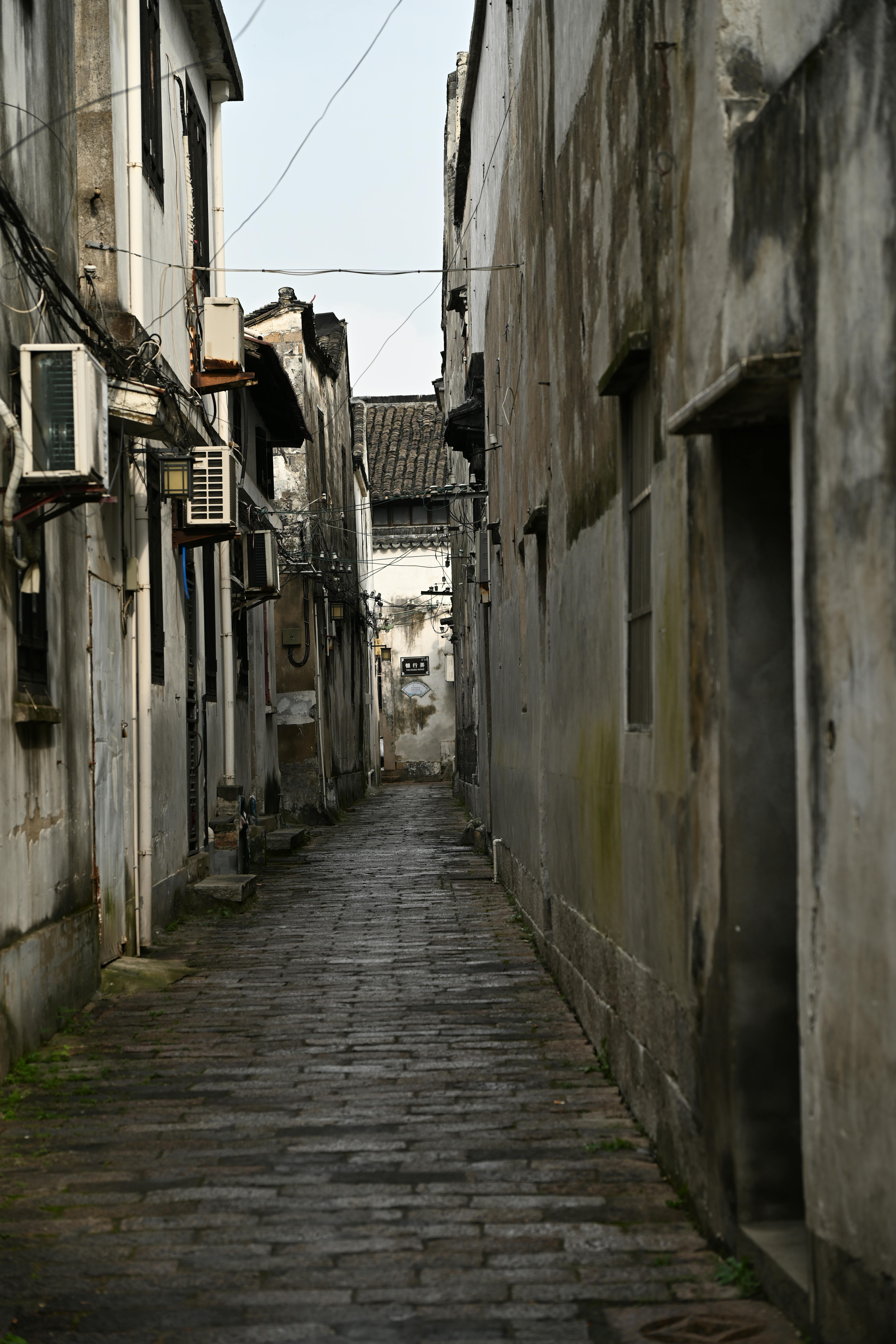 Narrow Historic Alleyway in Ancient Town · Free Stock Photo