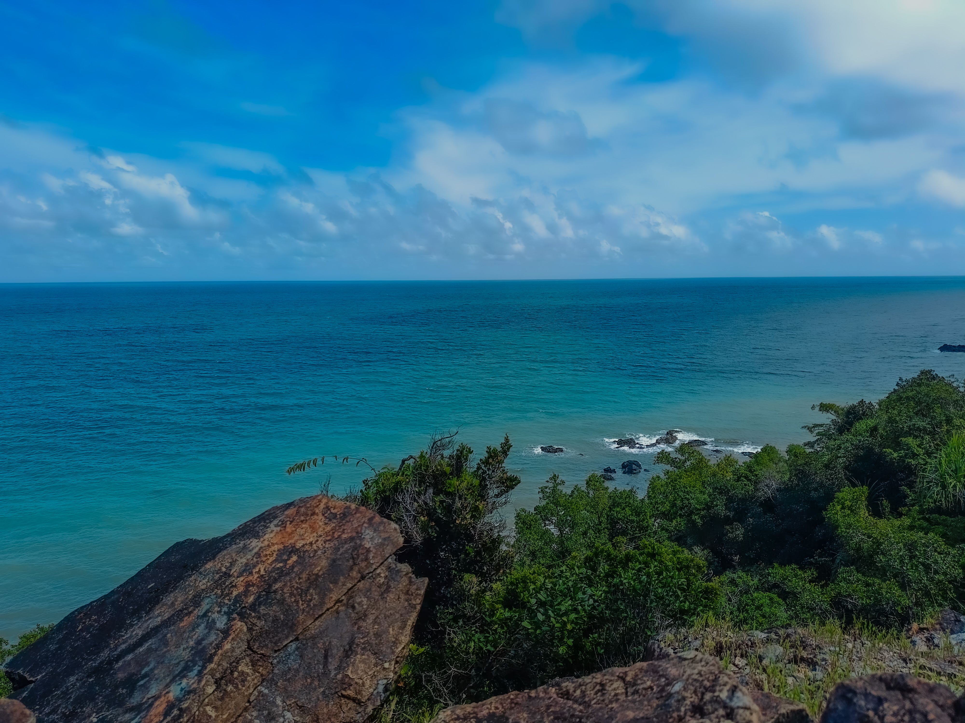 Vista Panorámica Del Océano Desde Lo Alto De Un Acantilado Con ...
